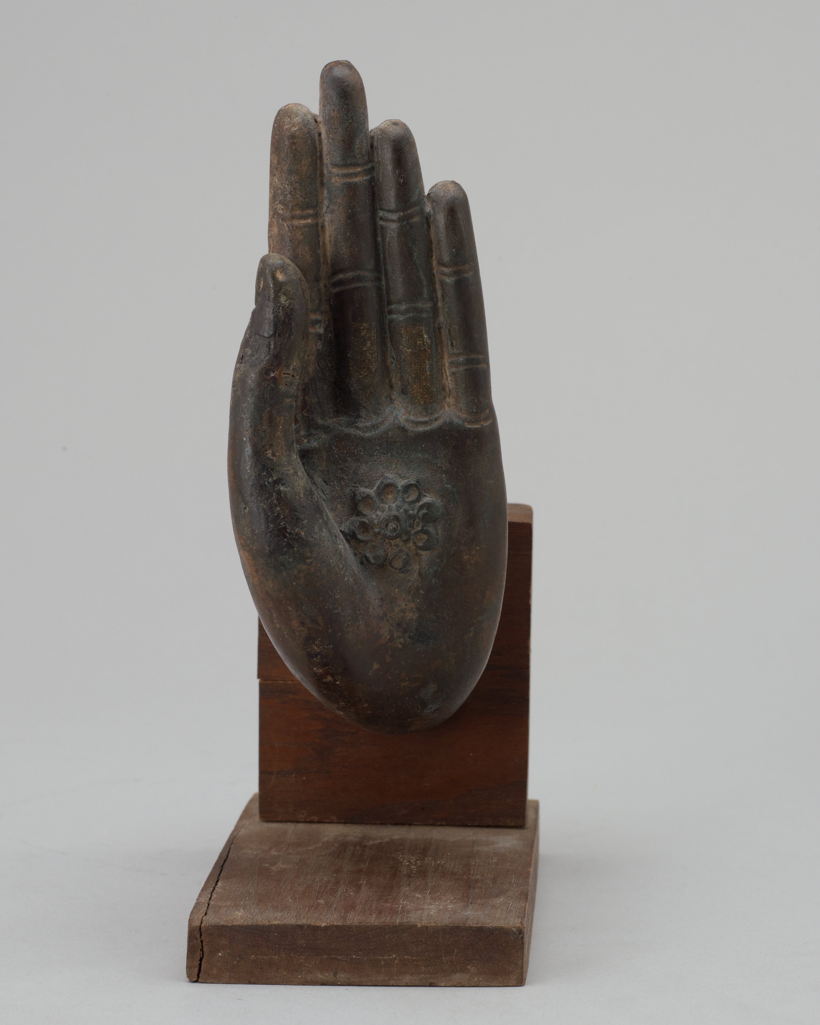 A Thai bronze Buddha hand. - Bukowskis