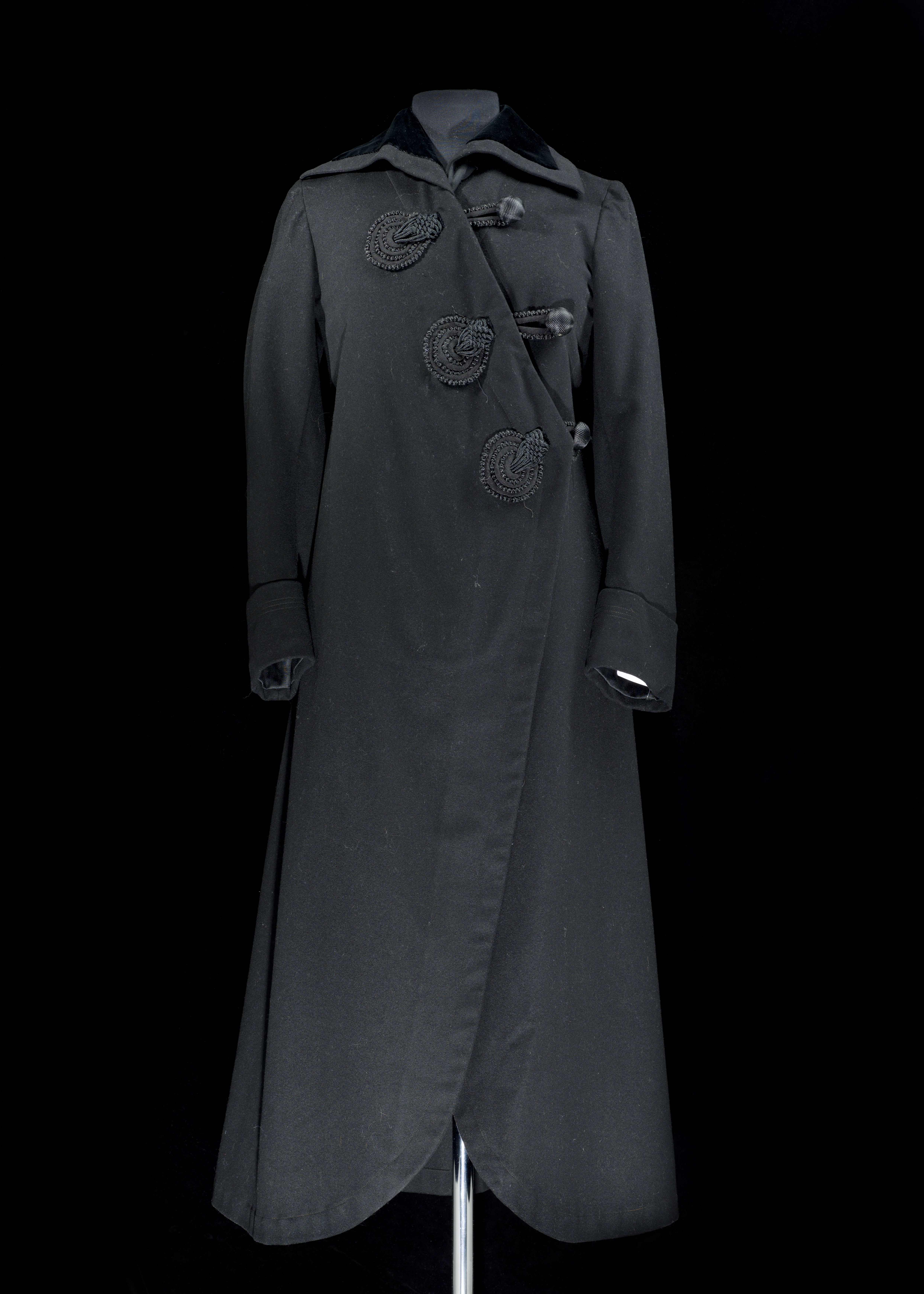 A black wool coat from around 1900. - Bukowskis