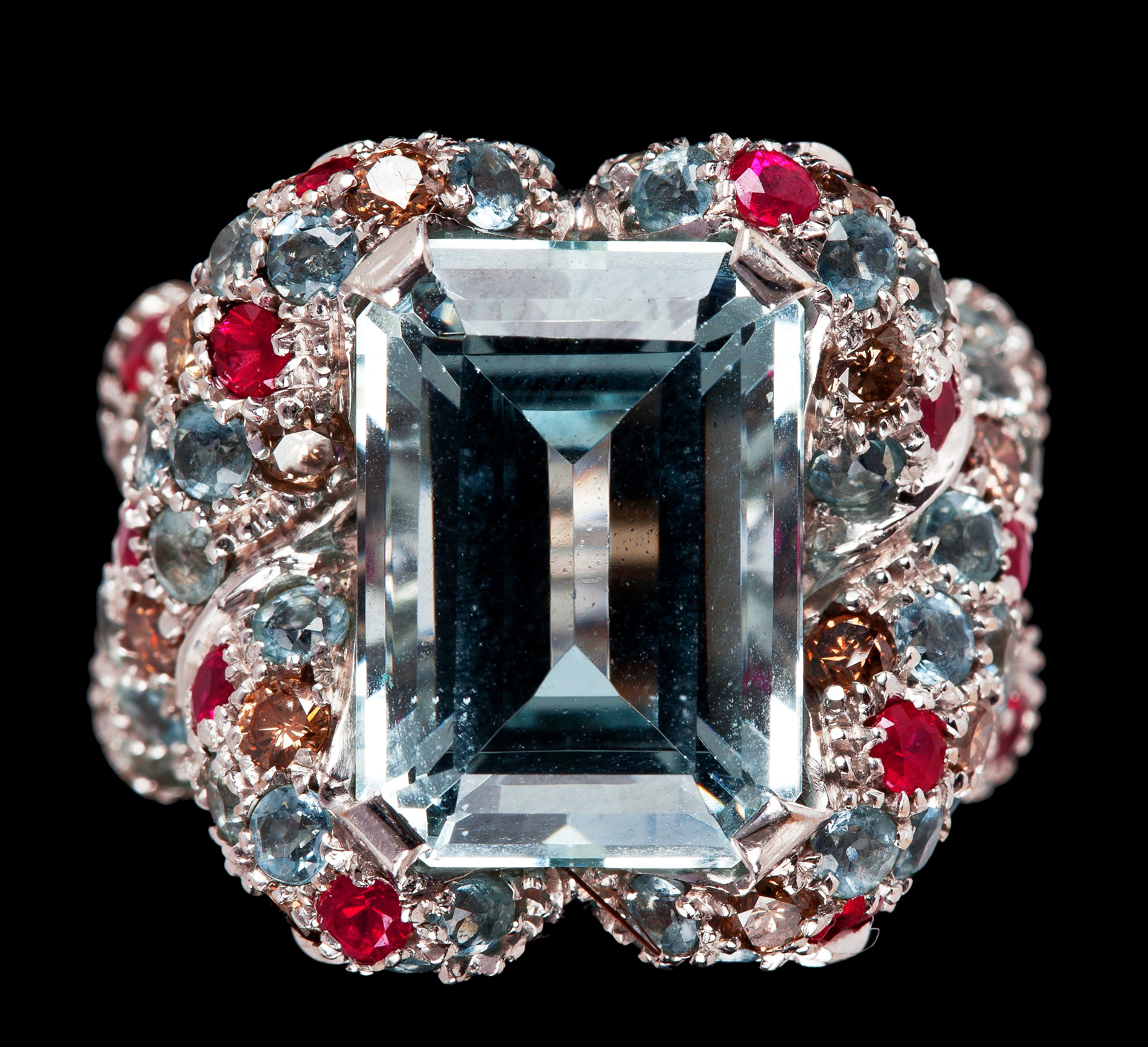 An aquamarine, ruby and diamond ring. - Bukowskis