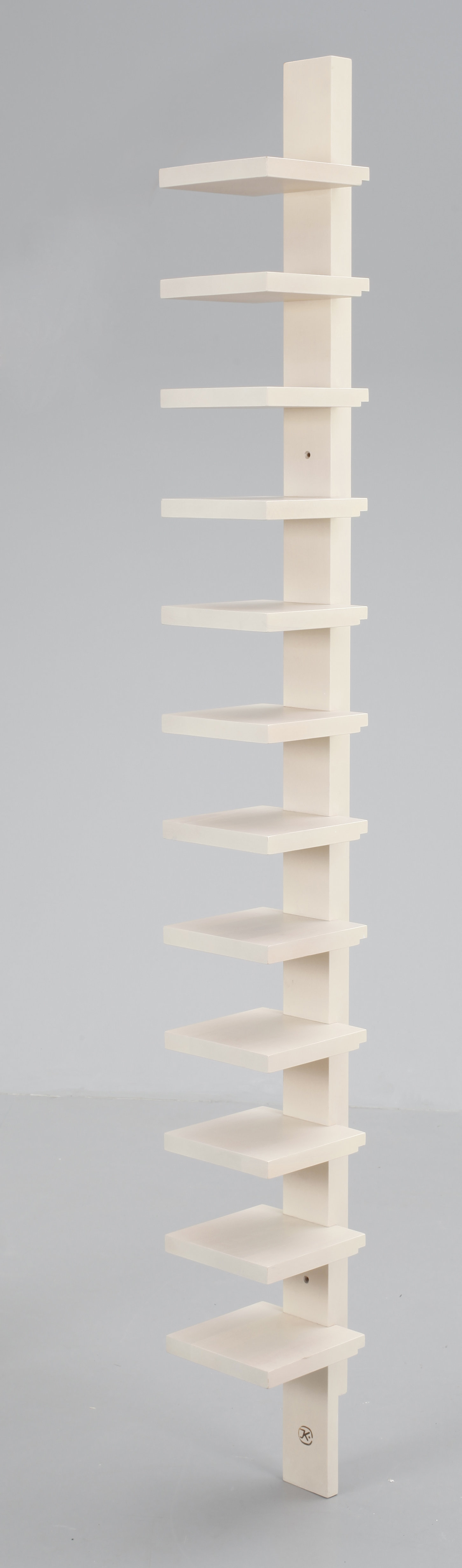HYLLA. "Pilaster", John Kandell, Källemo AB Värnamo. - Bukowskis