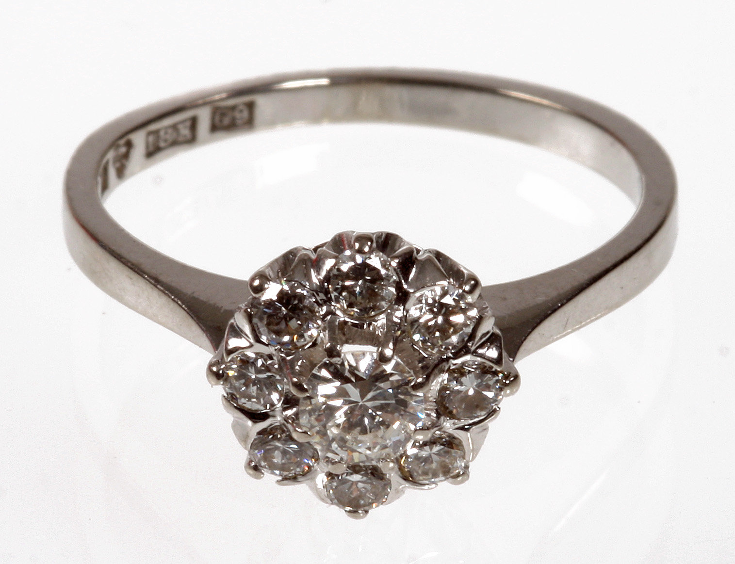 RING, 18k vitguld med diamanter i rosett. - Bukowskis