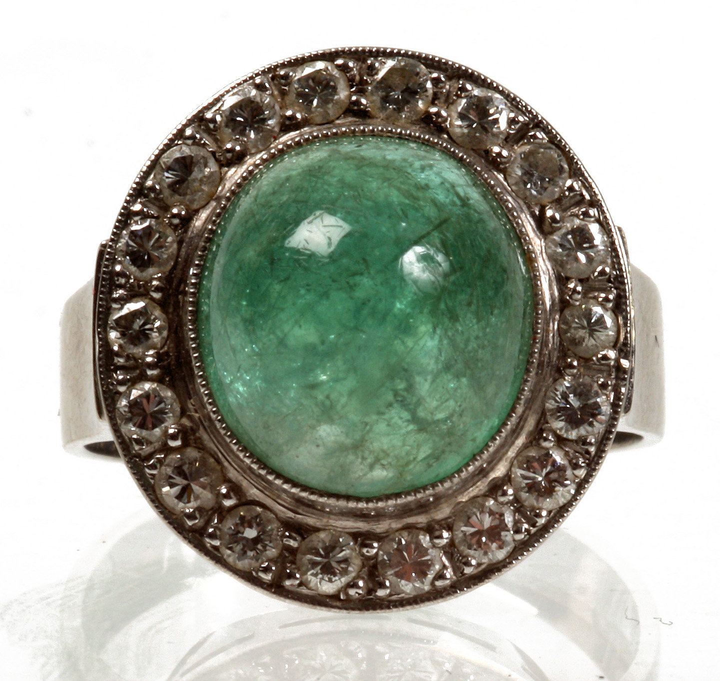 RING, 18 k vitguld med smaragd och briljantslipade diamanter, ca 0,52 ct. - Bukowskis