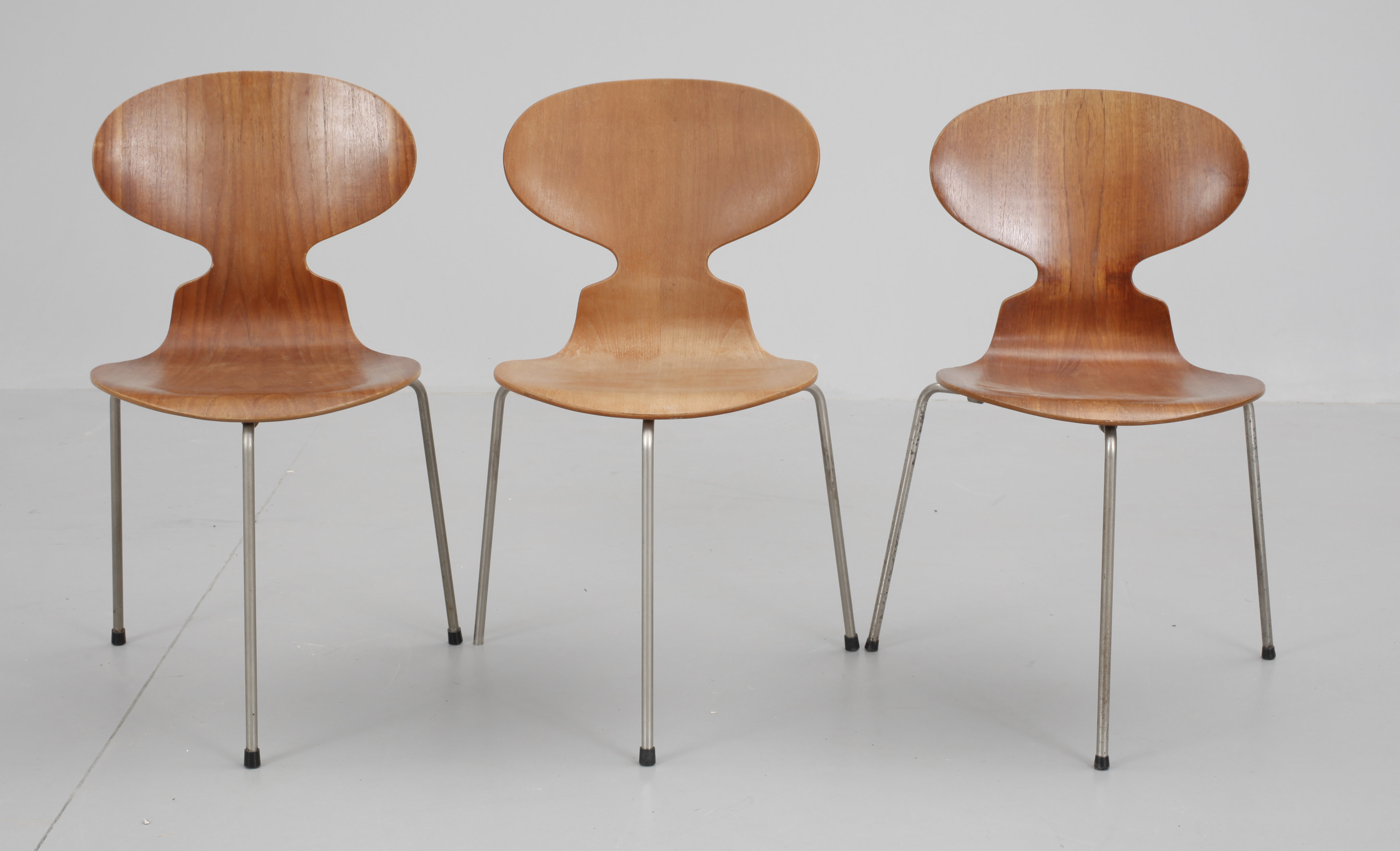 STOLAR, 3 st, "Myran". Design Arne Jacobsen för Fritz Hansen. - Bukowskis