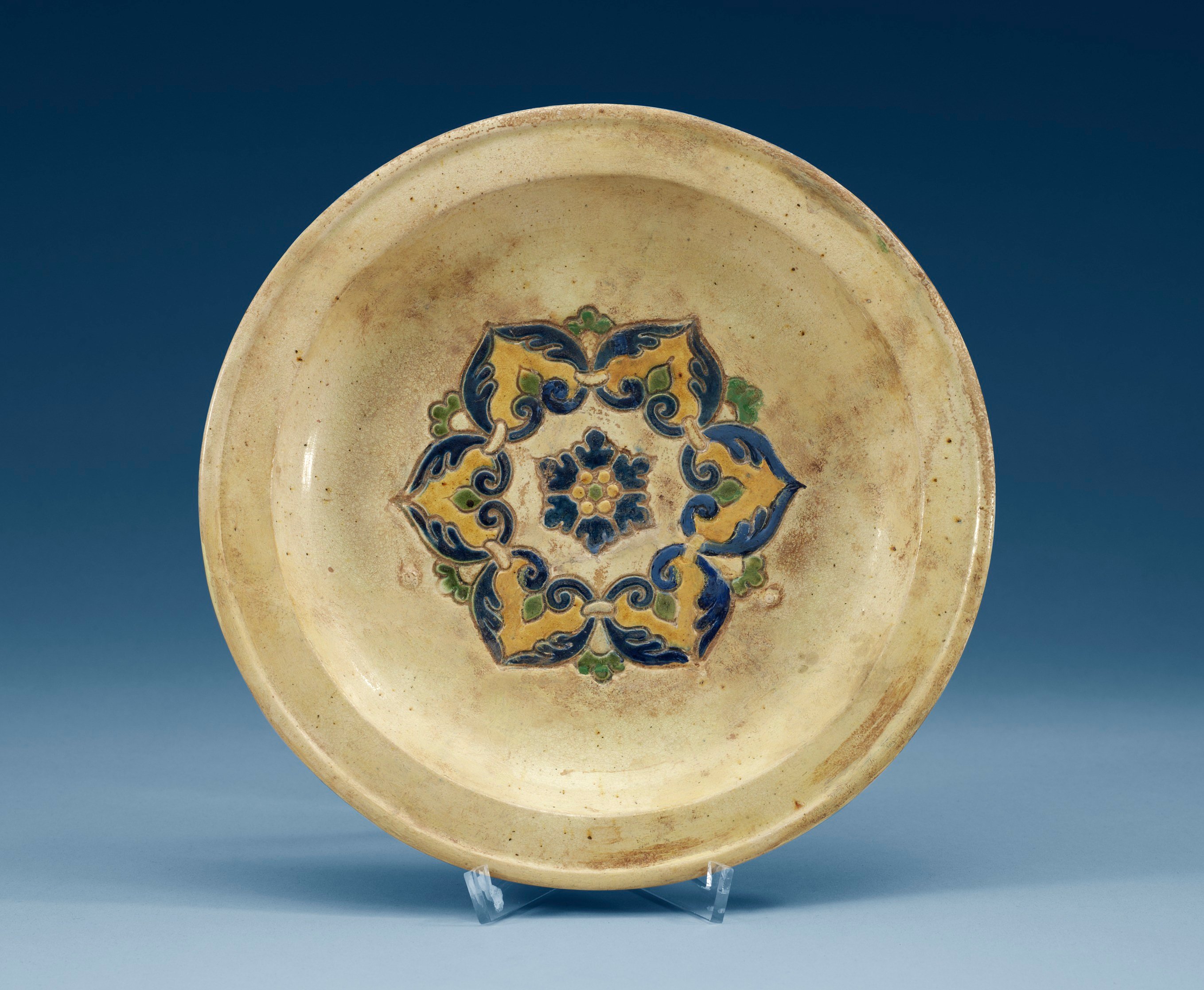 A sancai glazed tripod dish, Tang dynasty, (618-907 AD.). - Bukowskis