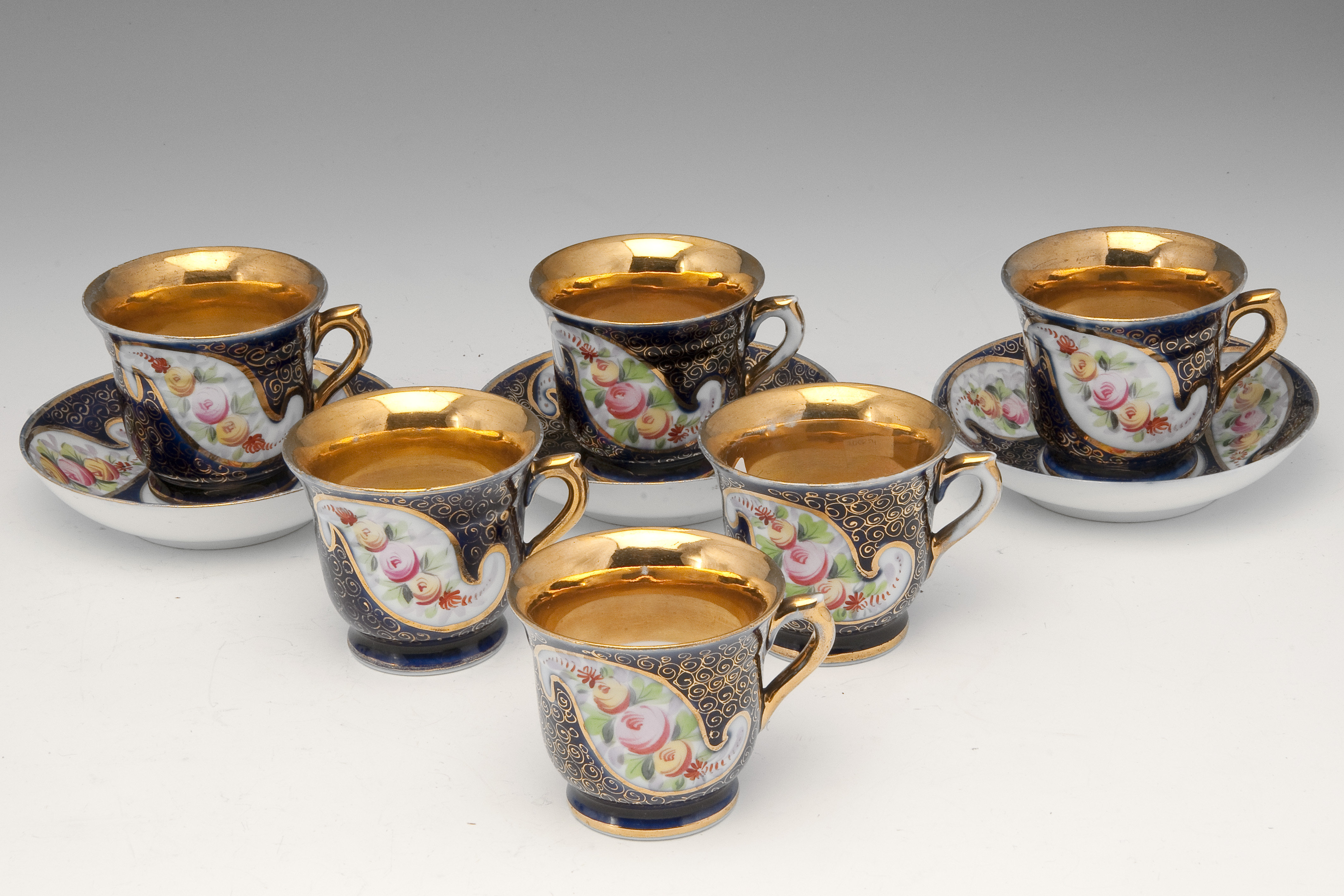 PORCELAIN OBJECTS (6 CUPS, 3 SAUCERS, 1 JUG). - Bukowskis