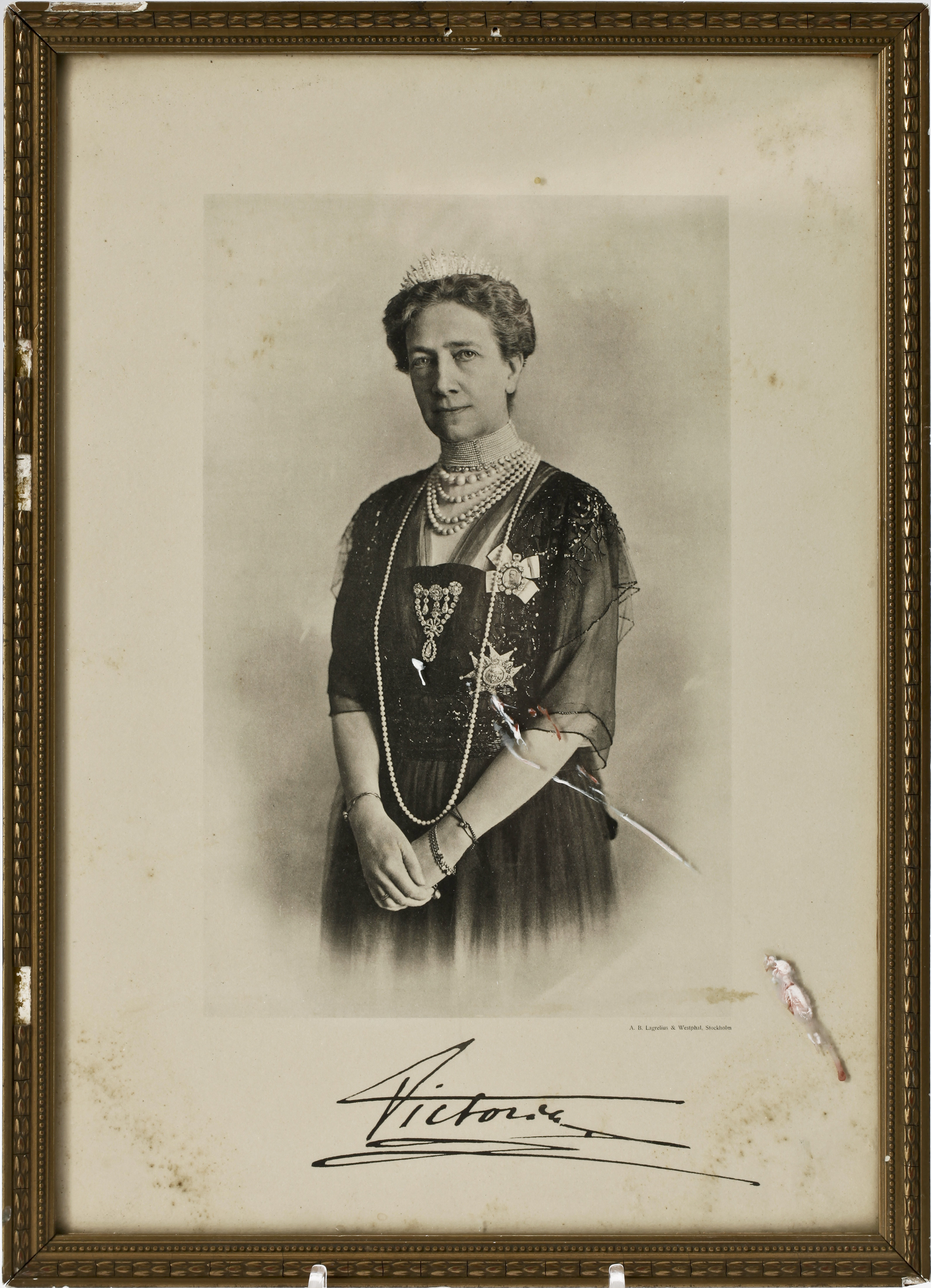 KUNGLIGT FOTOGRAFI, egenhändigt signerad av Prins Wilhelm av Sverige ...