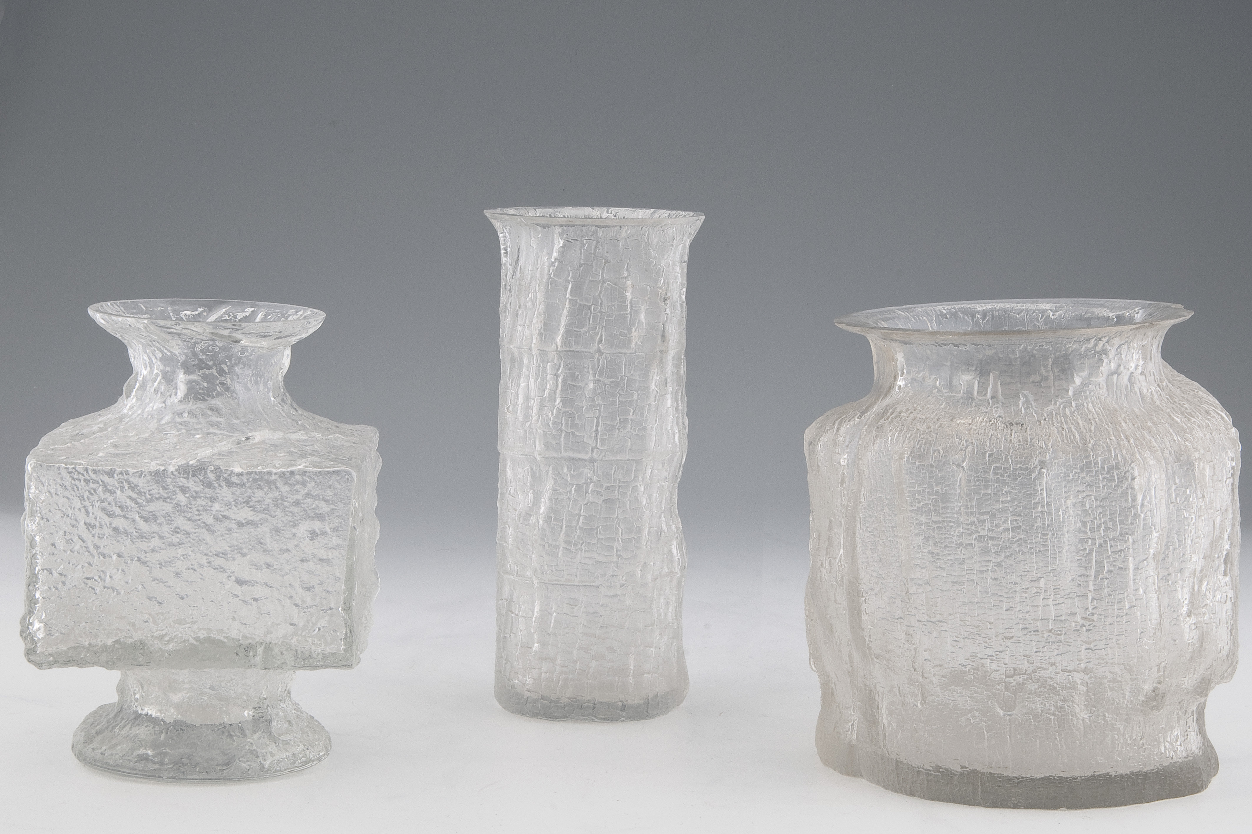 Timo Sarpaneva, TIMO SARPANEVA, A SET OF THREE VASES. - Bukowskis