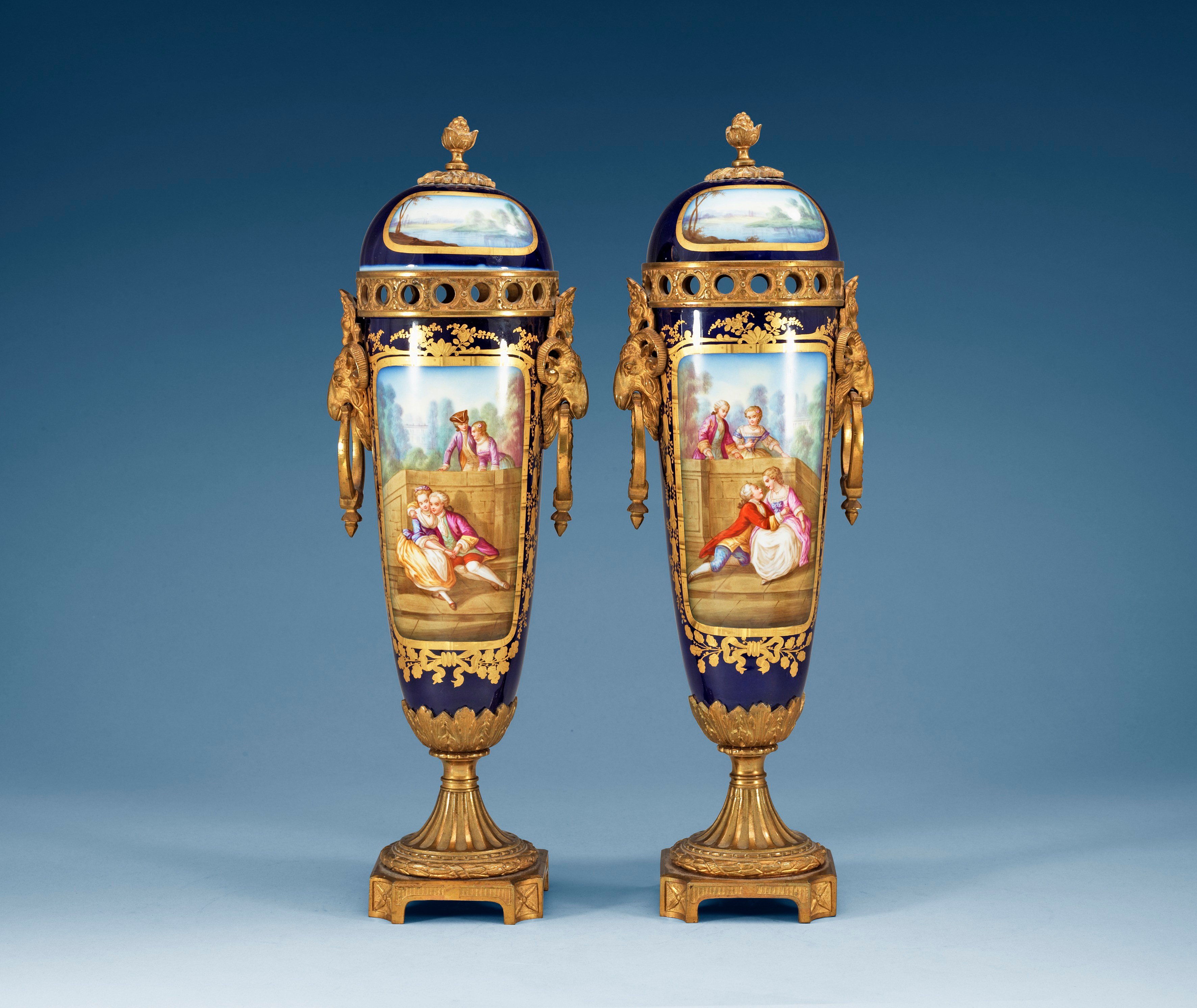 A pair French 'Sèvres-style' vases with covers, ca 1900. - Bukowskis
