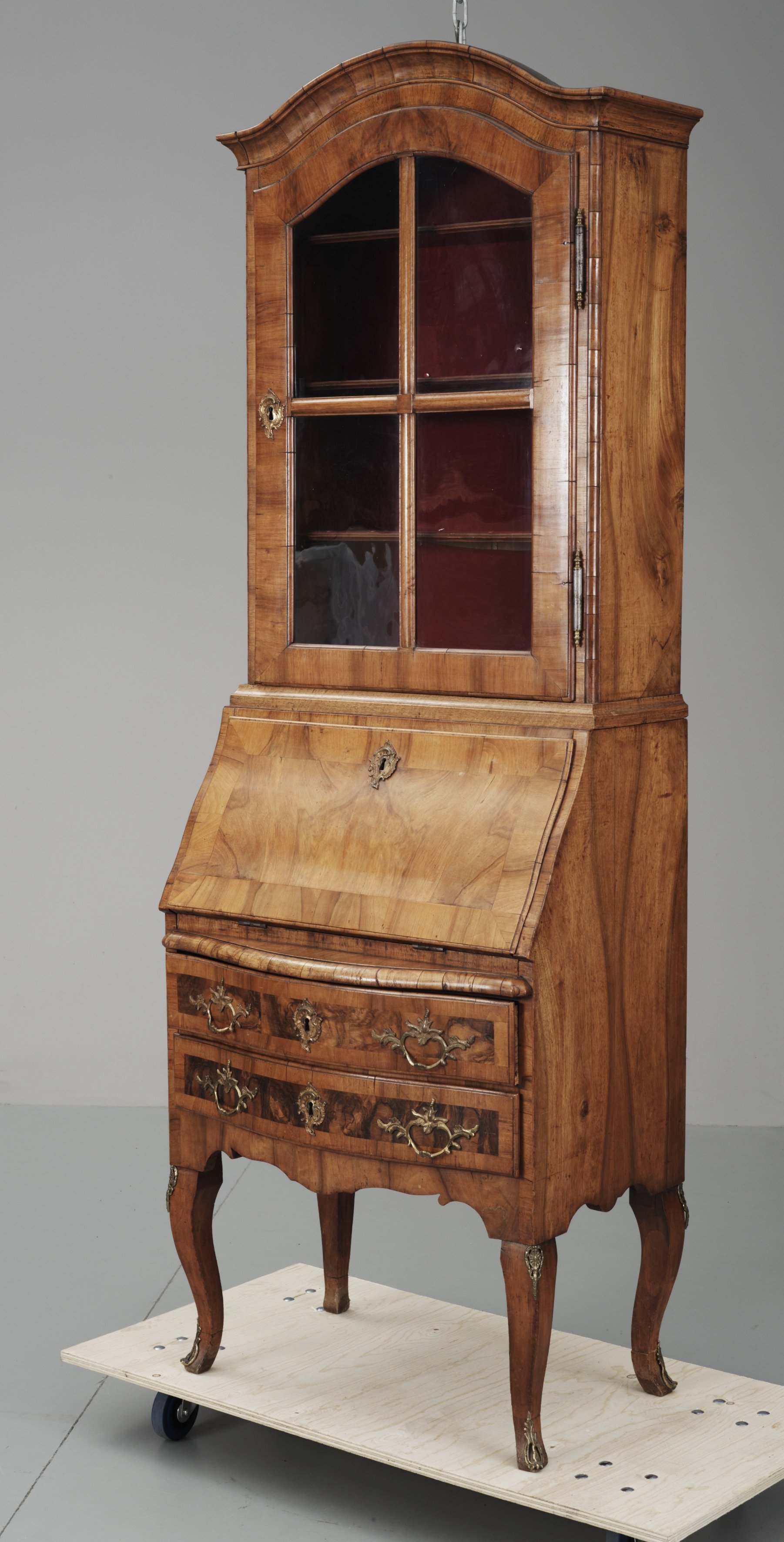 A Rococo walnut writing cupboard. - Bukowskis