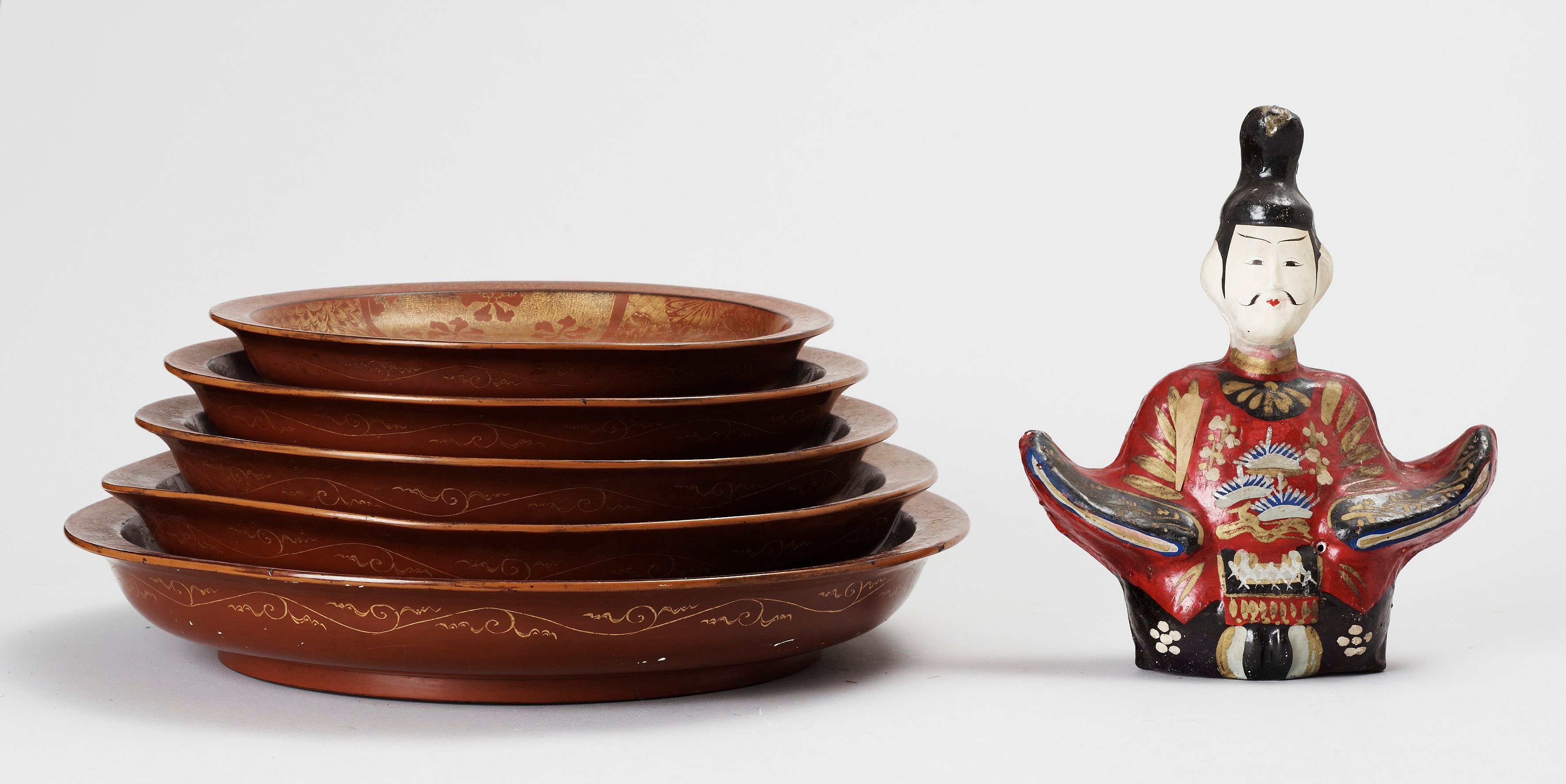 BRICKOR 5 st, samt FIGUR. Japan. 1900-tal. - Bukowskis