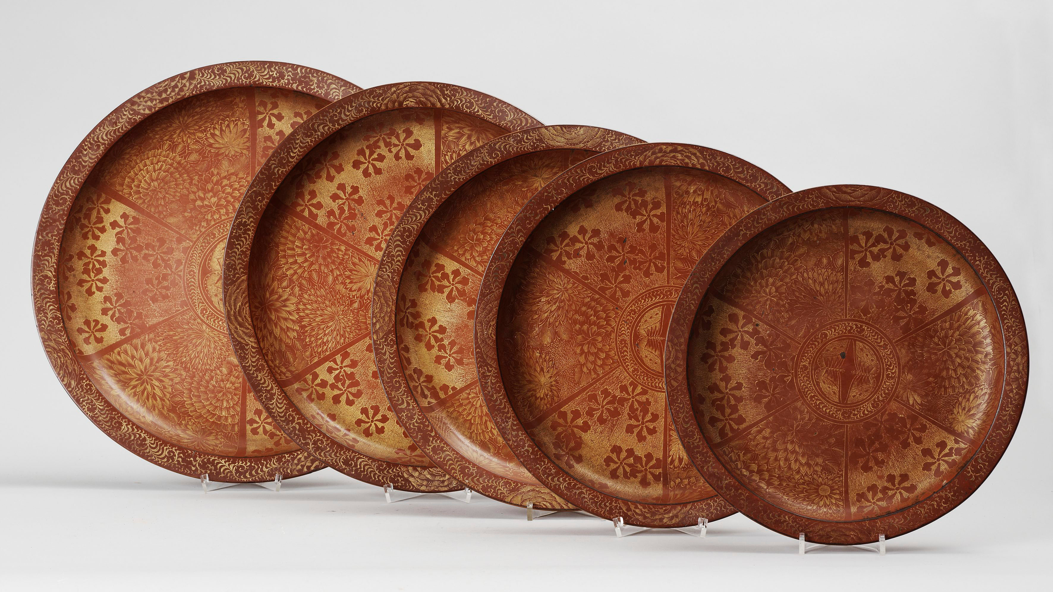 BRICKOR 5 st, samt FIGUR. Japan. 1900-tal. - Bukowskis