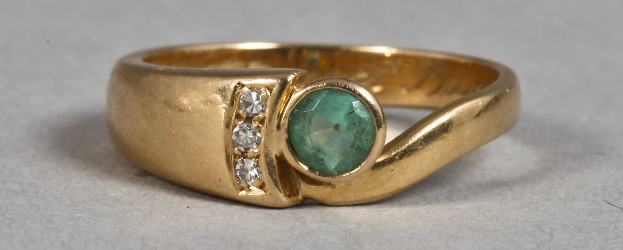 RING, 18K guld med smaragd och diamanter, tot ca 0,03 ct. Vikt ca 5 gr. - Bukowskis