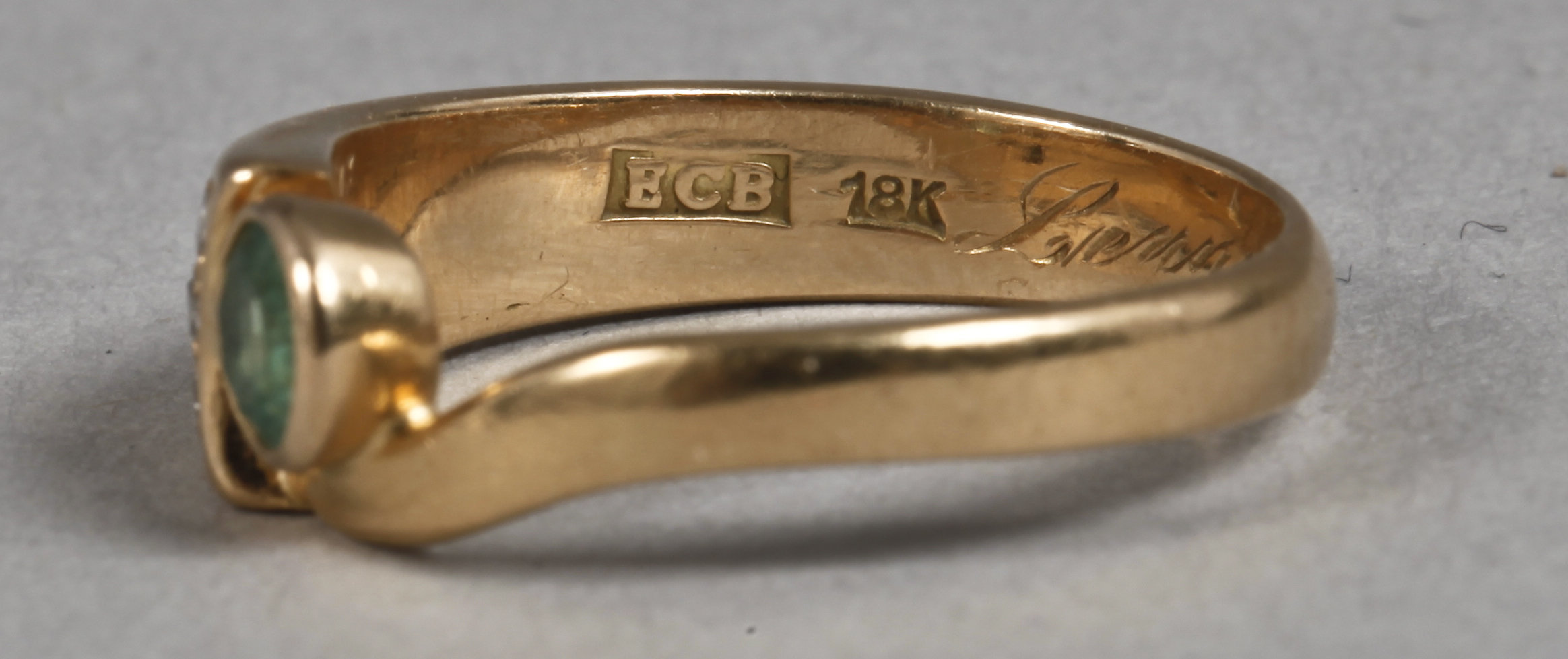 RING, 18K guld med smaragd och diamanter, tot ca 0,03 ct. Vikt ca 5 gr. - Bukowskis