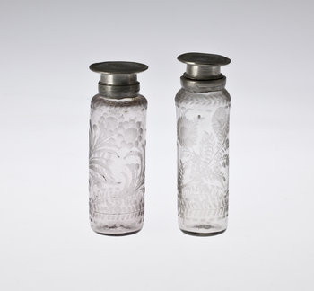 Slutpris för 210183. FLASKOR, ett par snarlika,