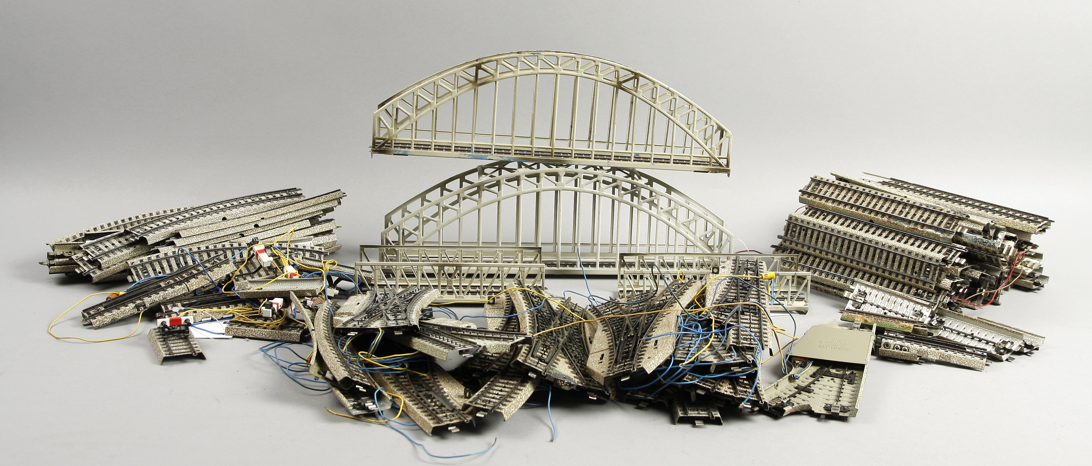 RÄLS, VÄXLAR samt BROAR, ca 115 delar, Märklin, H0. - Bukowskis