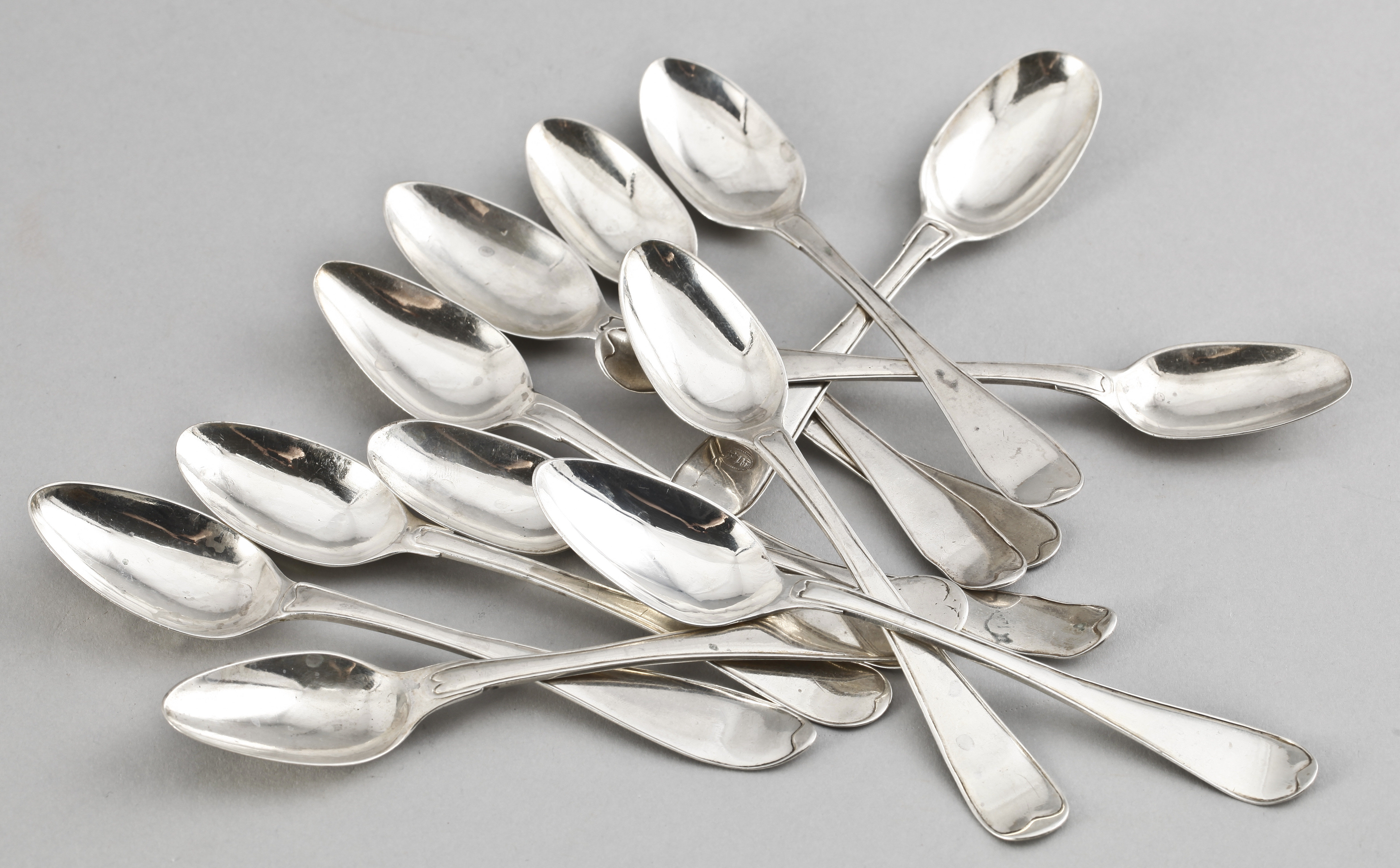 TESKEDAR, 12 st, silver, "Svensk rund", mest 1700-tal. - Bukowskis