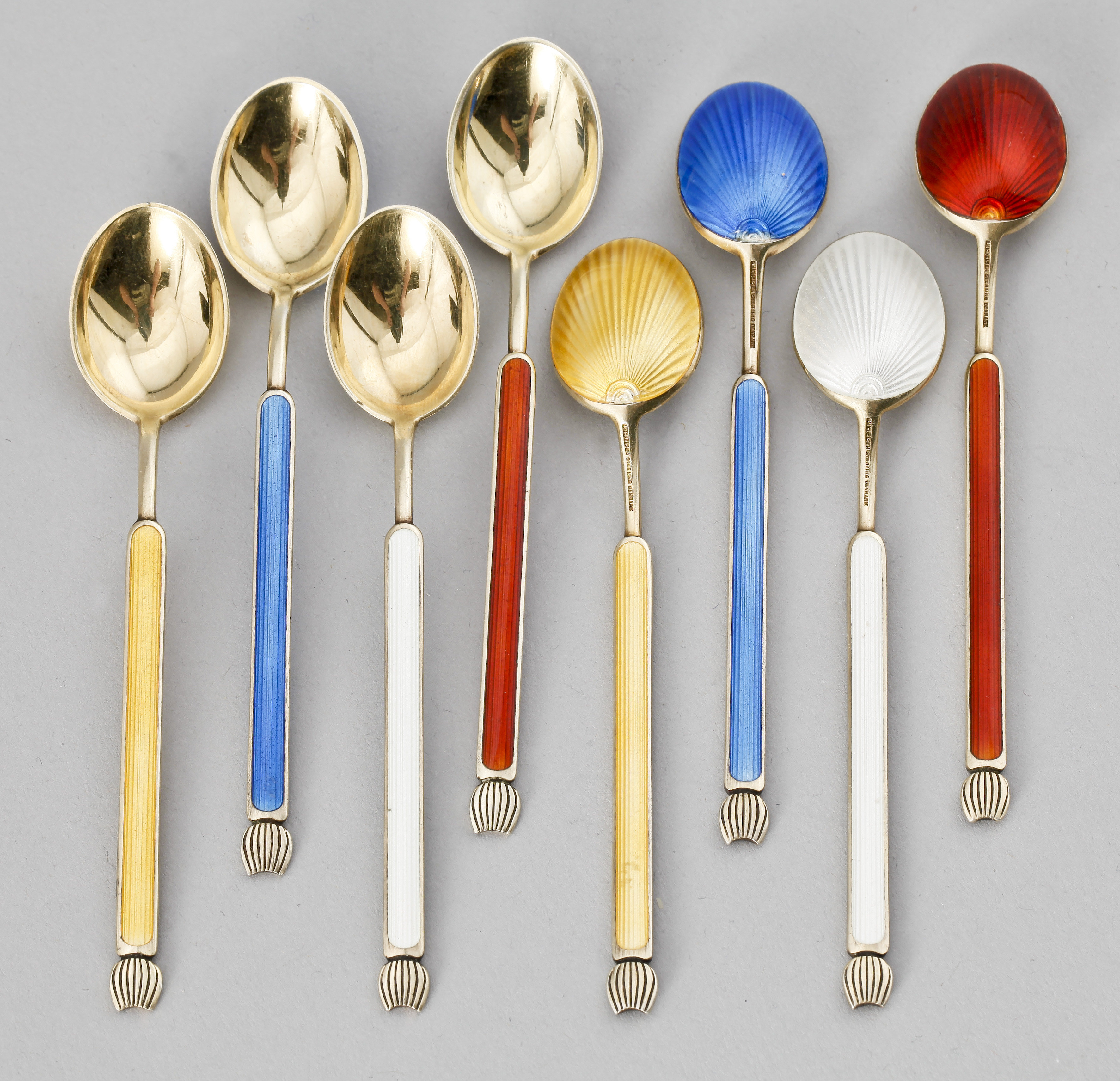 SKEDAR, 4+8 st, silver samt silver och emalj. Bl.a. Danmark. 1900-tal ...