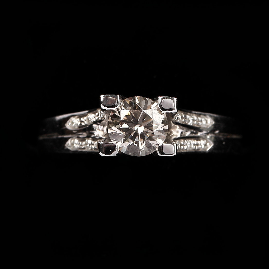 RING, 14k vitguld med briljantslipad diamant, ca 0,60 ct och små ...