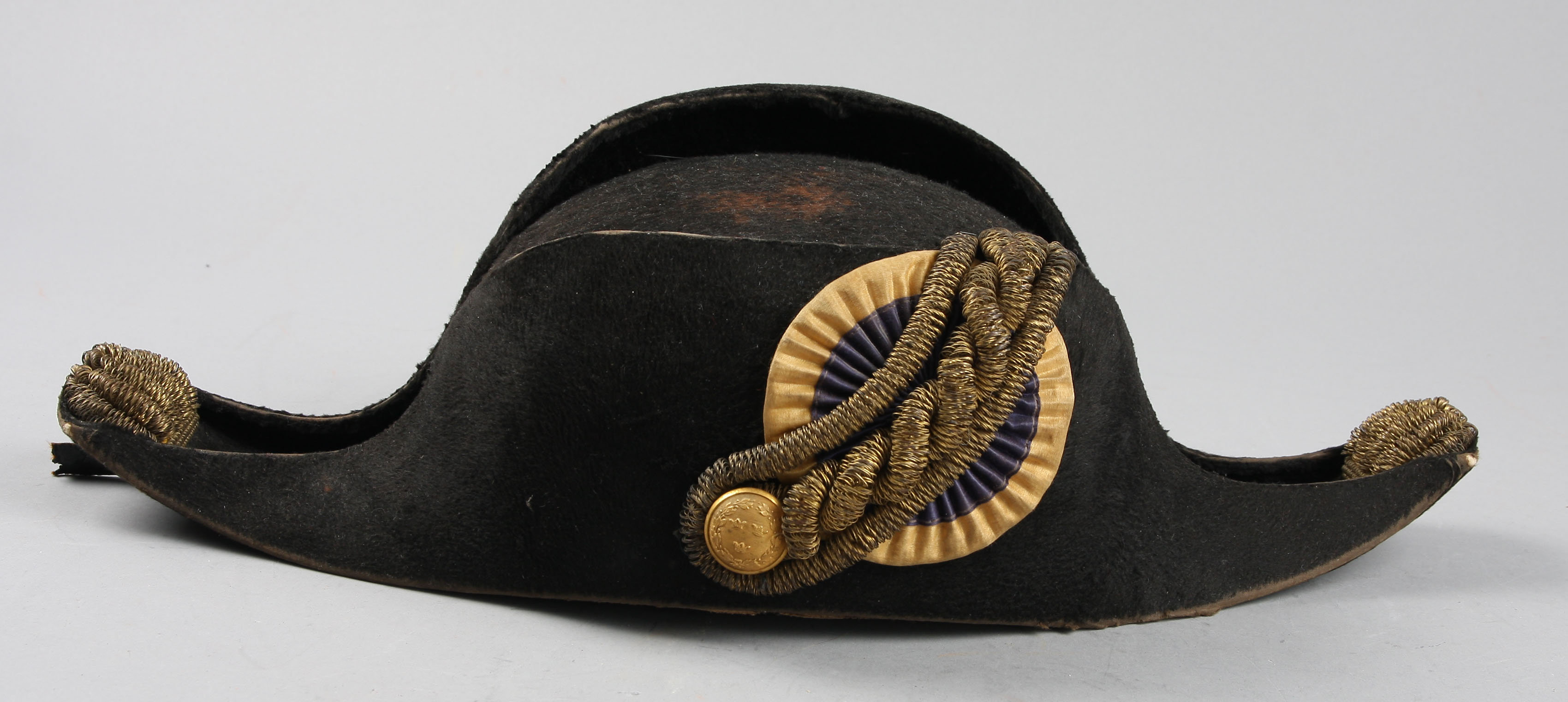 BICORNE, kustartilleriet, 1800-tal. - Bukowskis