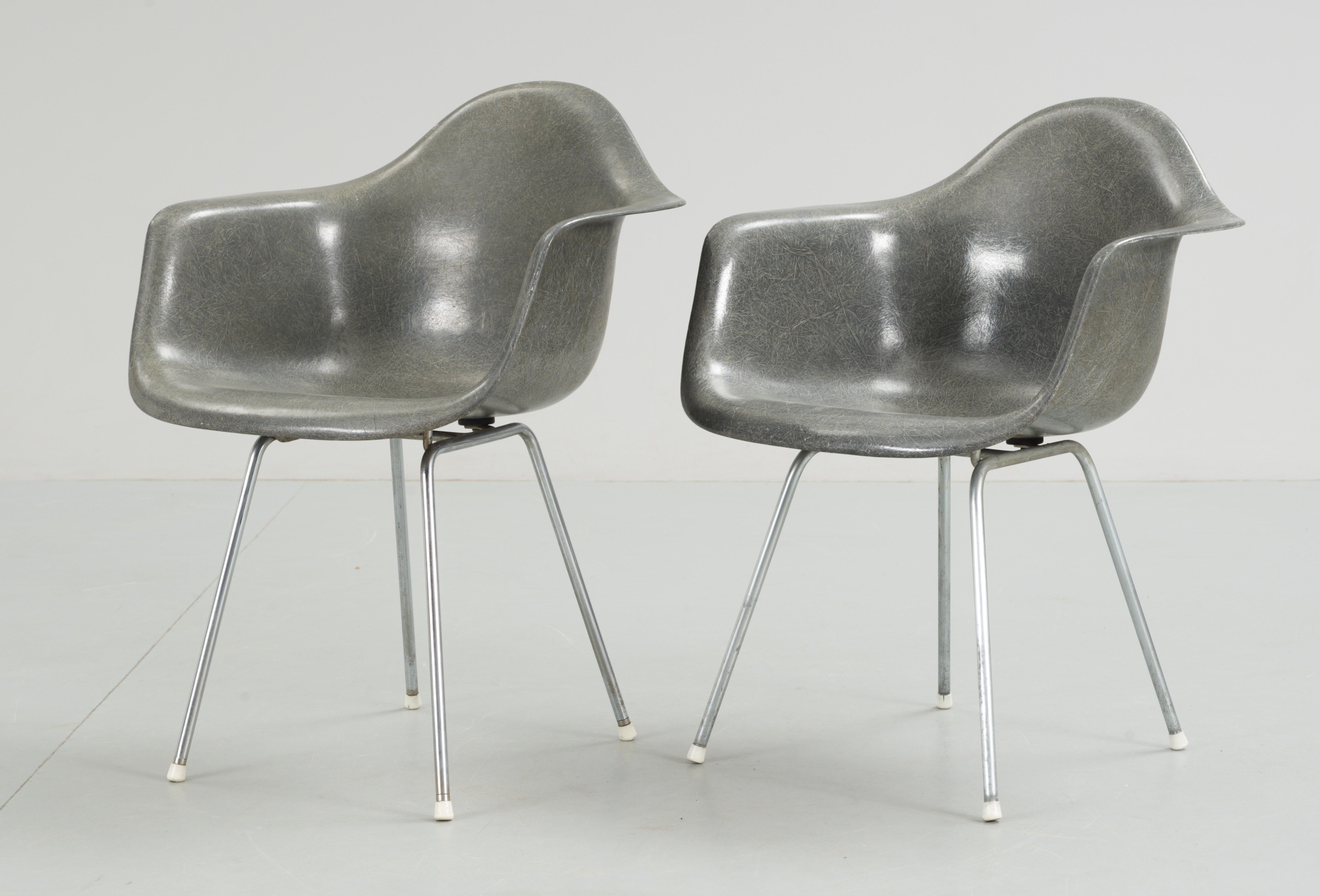 A pair of plastic chairs by Charles and Ray Eames. - Bukowskis