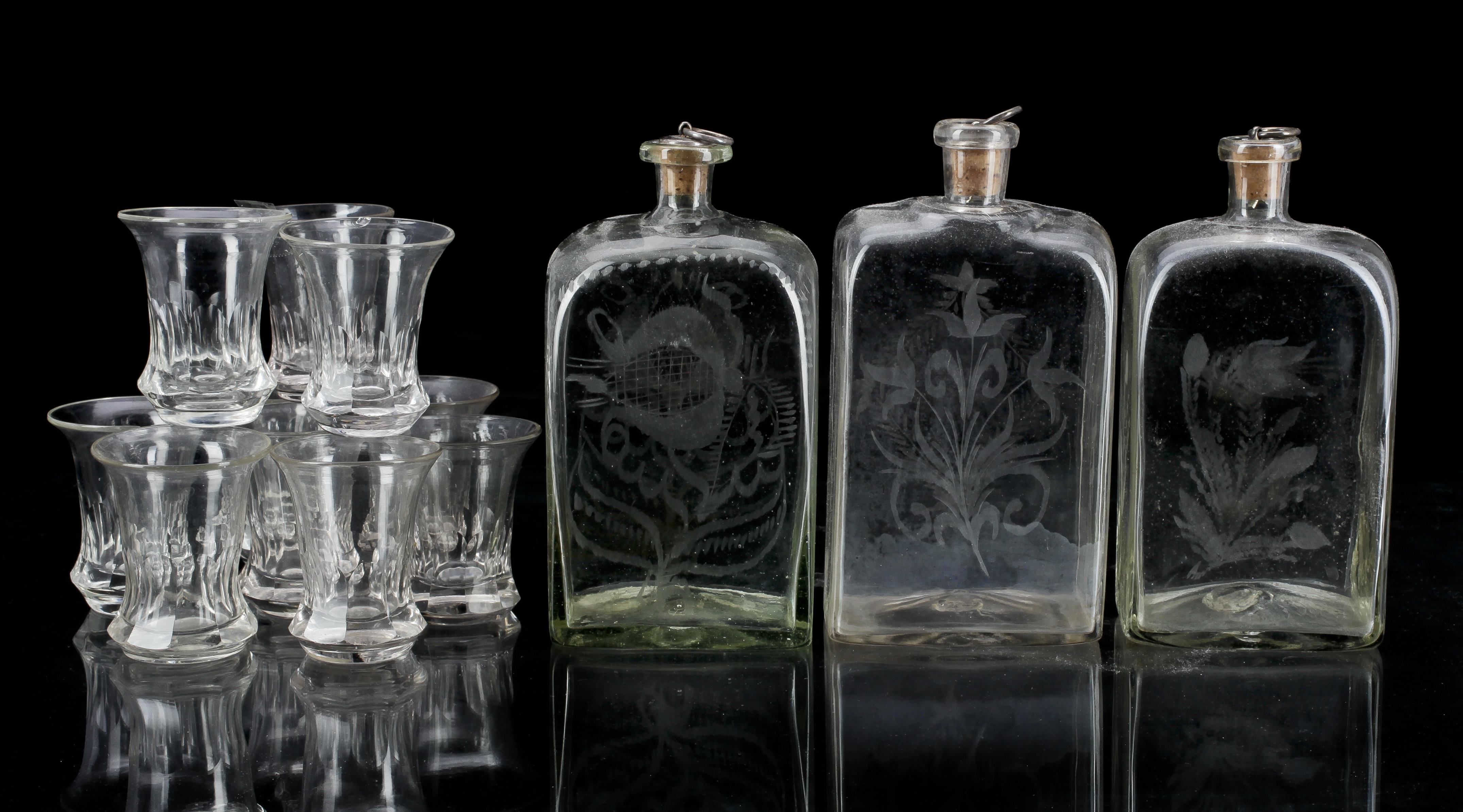 SCHATULL med 3 FLASKOR samt 10 SNAPSGLAS. 1800-tal. - Bukowskis