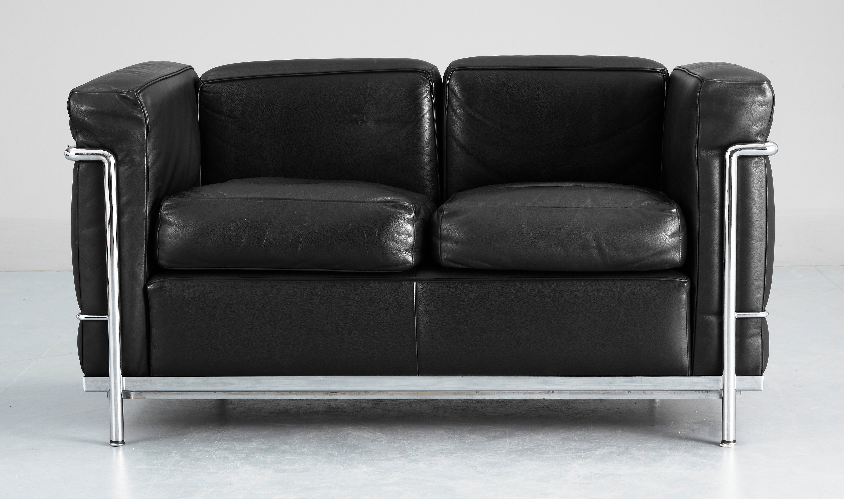 LE CORBUSIER, soffa, "LC 2", Cassina, Italien. - Bukowskis
