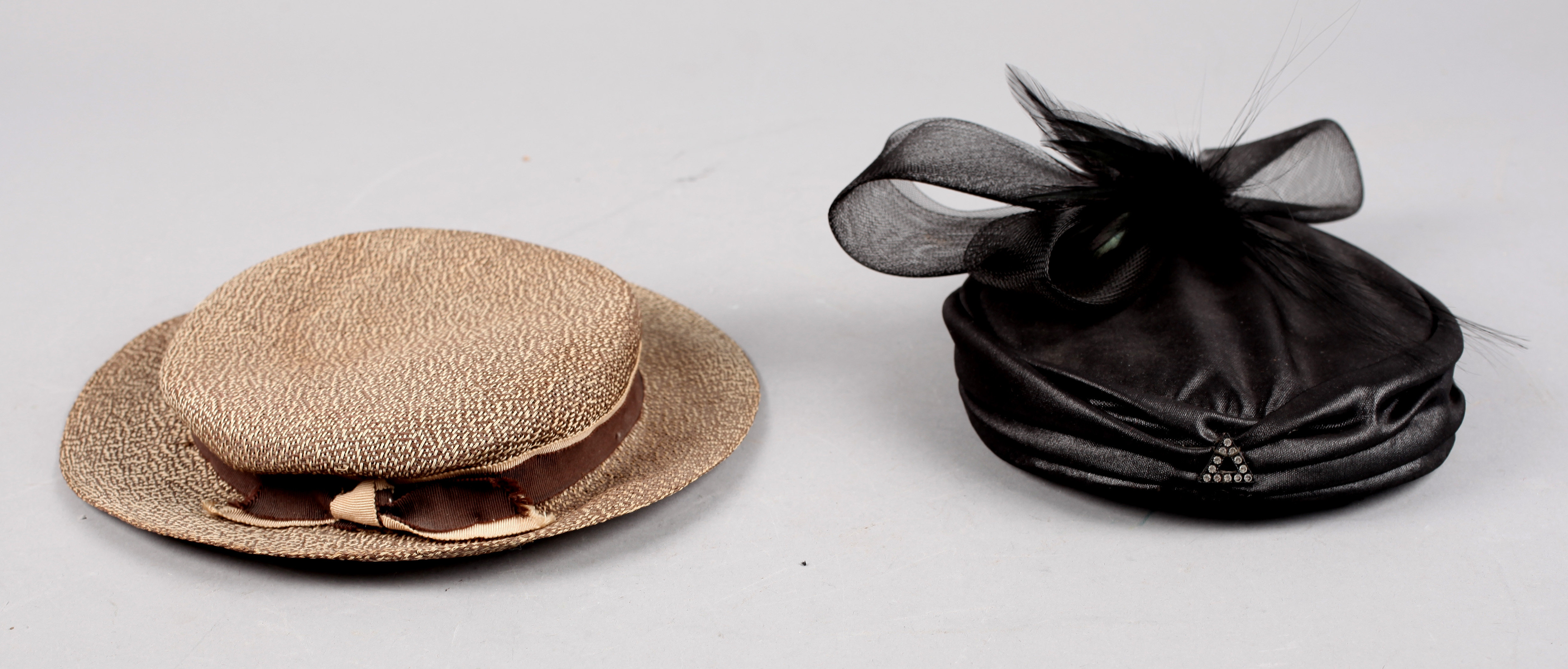 HATTAR, 2 st, Italien, 1920-tal. - Bukowskis