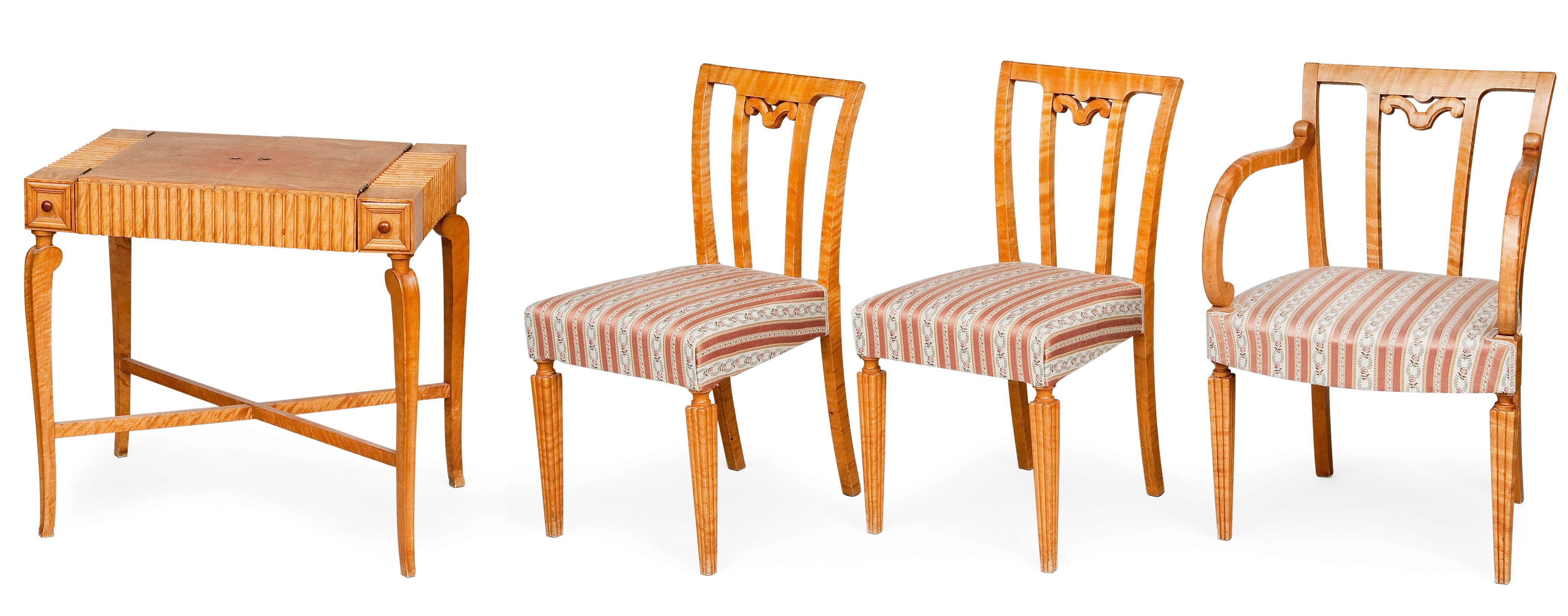 A SEWING TABLE WITH 2 CHAIRS AND AN EASY CHAIR. - Bukowskis