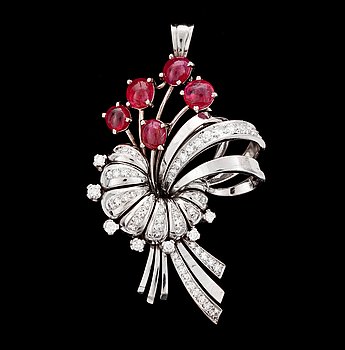 BROSCH, cabochonslipade rubiner, ca 5 ct, med briljantslipade diamanter ...