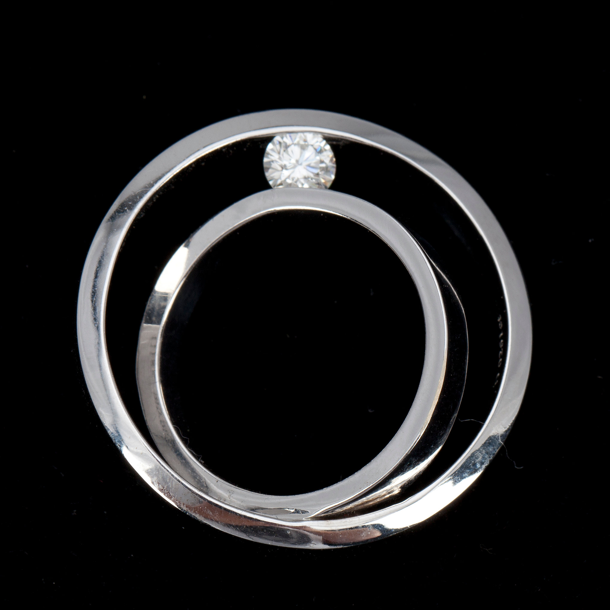 GULD/DIAMANTHÄNGE, 18K vitt guld, diamant 0,261 ct. Diameter 2,5 cm ...