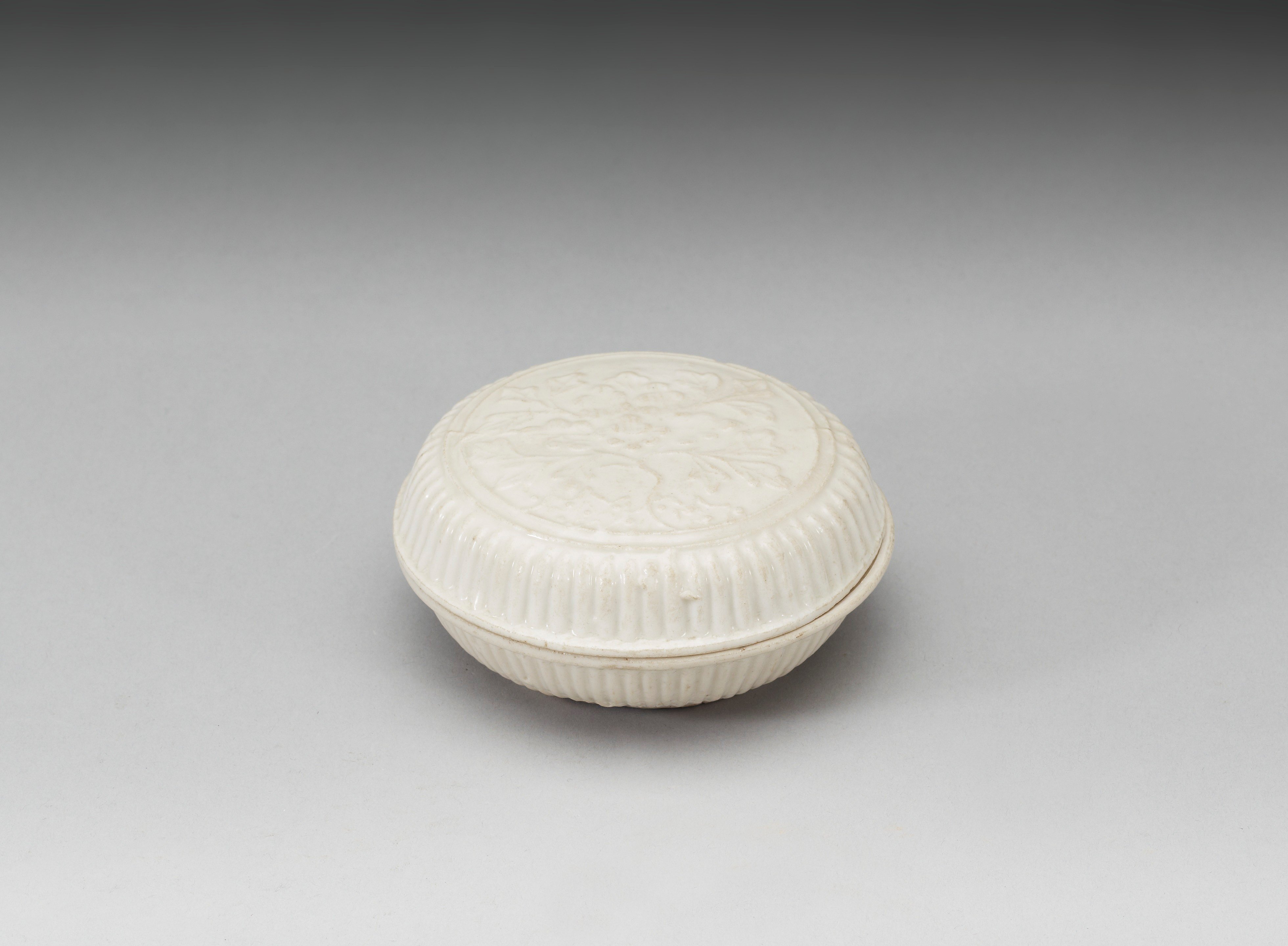 A white glazed box with cover, 17th Century. - Bukowskis
