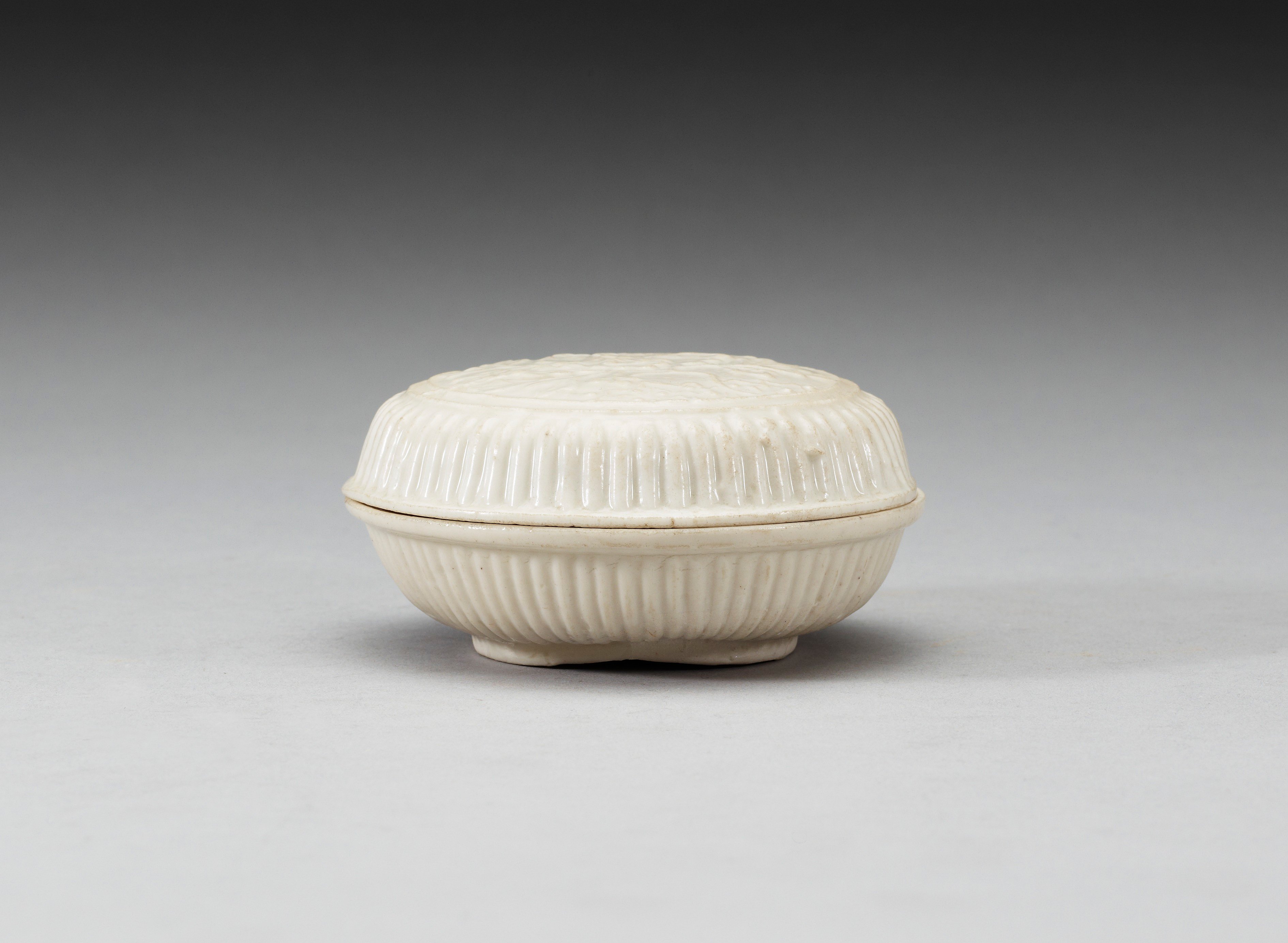 A white glazed box with cover, 17th Century. - Bukowskis