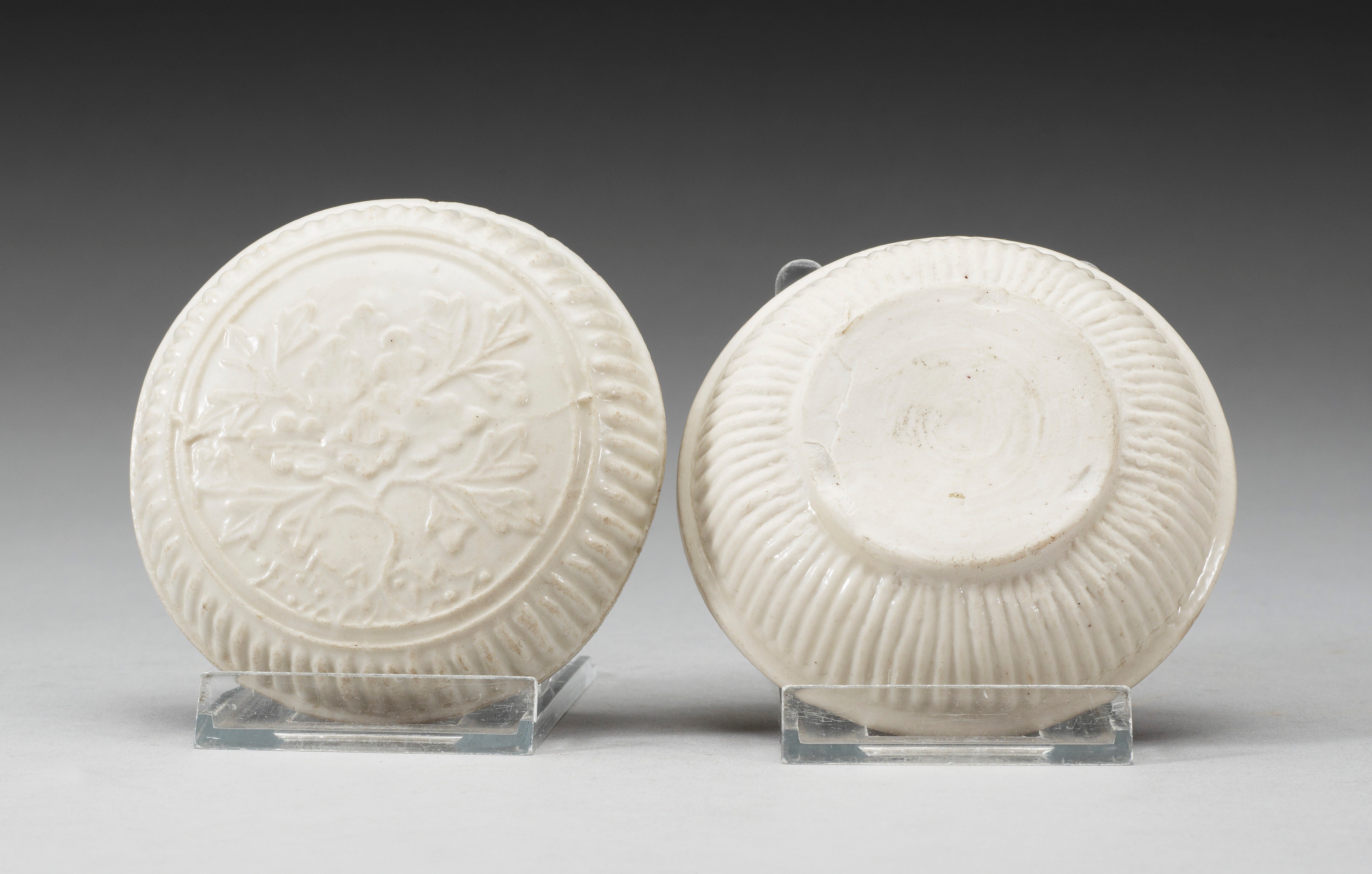A white glazed box with cover, 17th Century. - Bukowskis