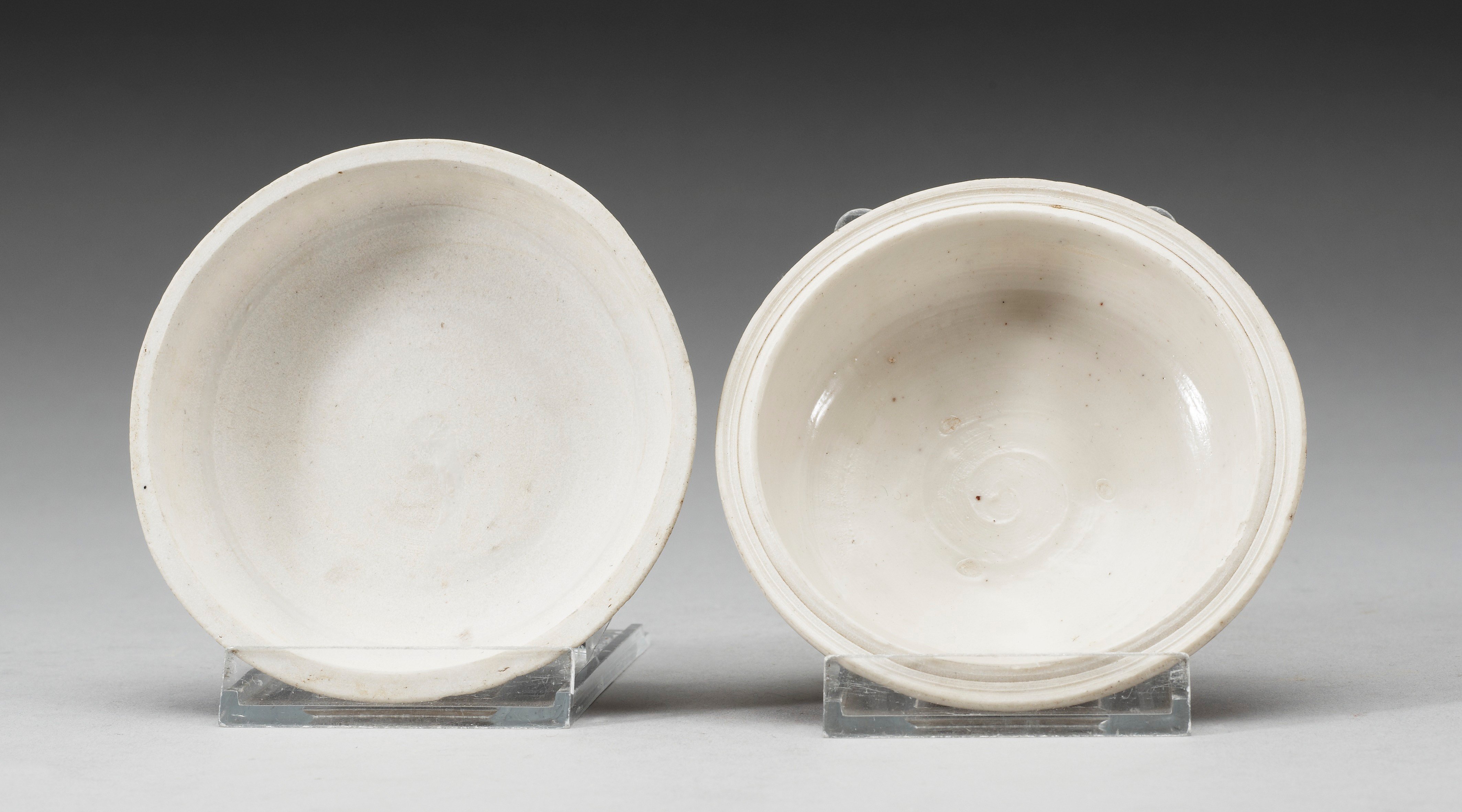 A white glazed box with cover, 17th Century. - Bukowskis