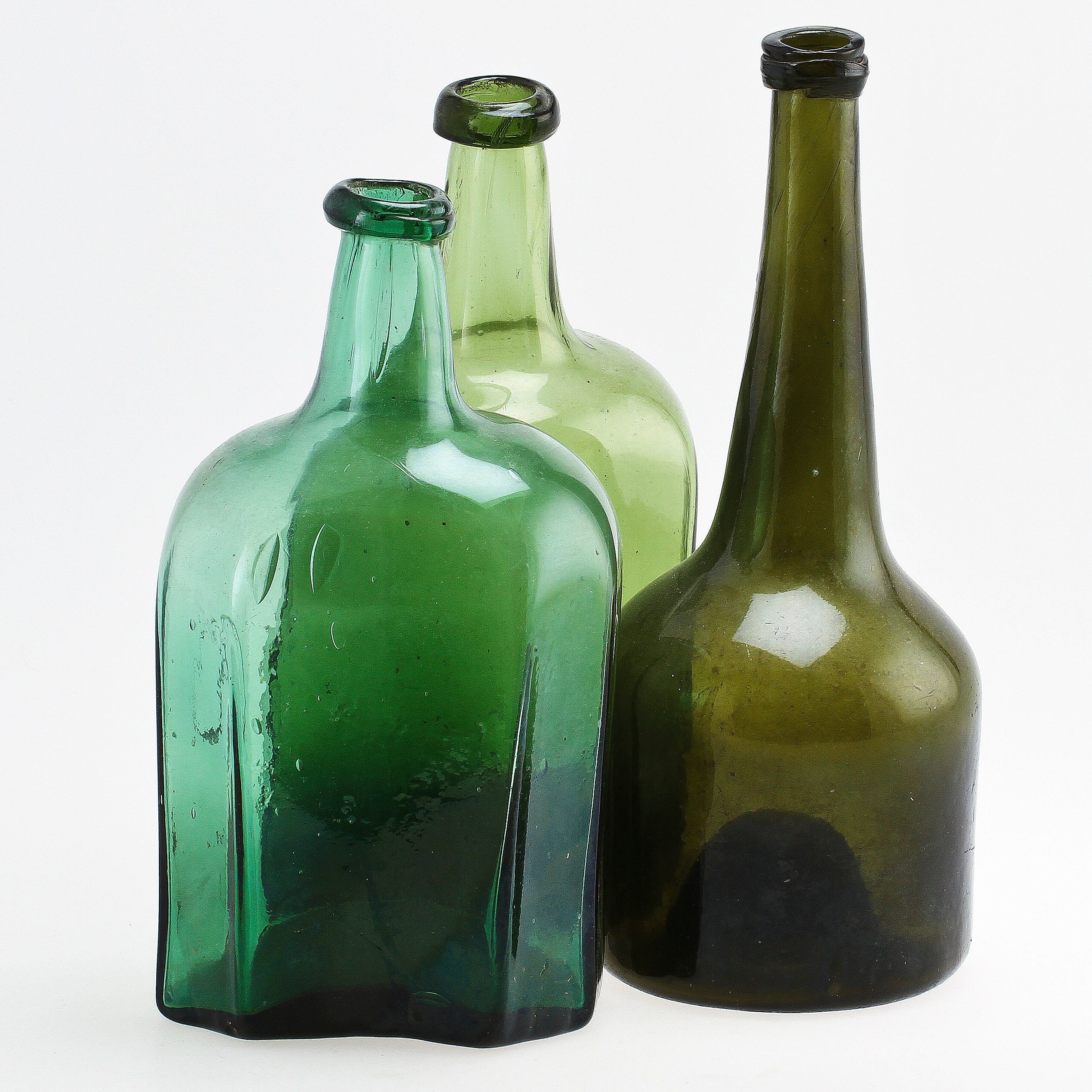 FLASKOR, 3 st, glas, sekelskiftet 1700/1800-tal. - Bukowskis