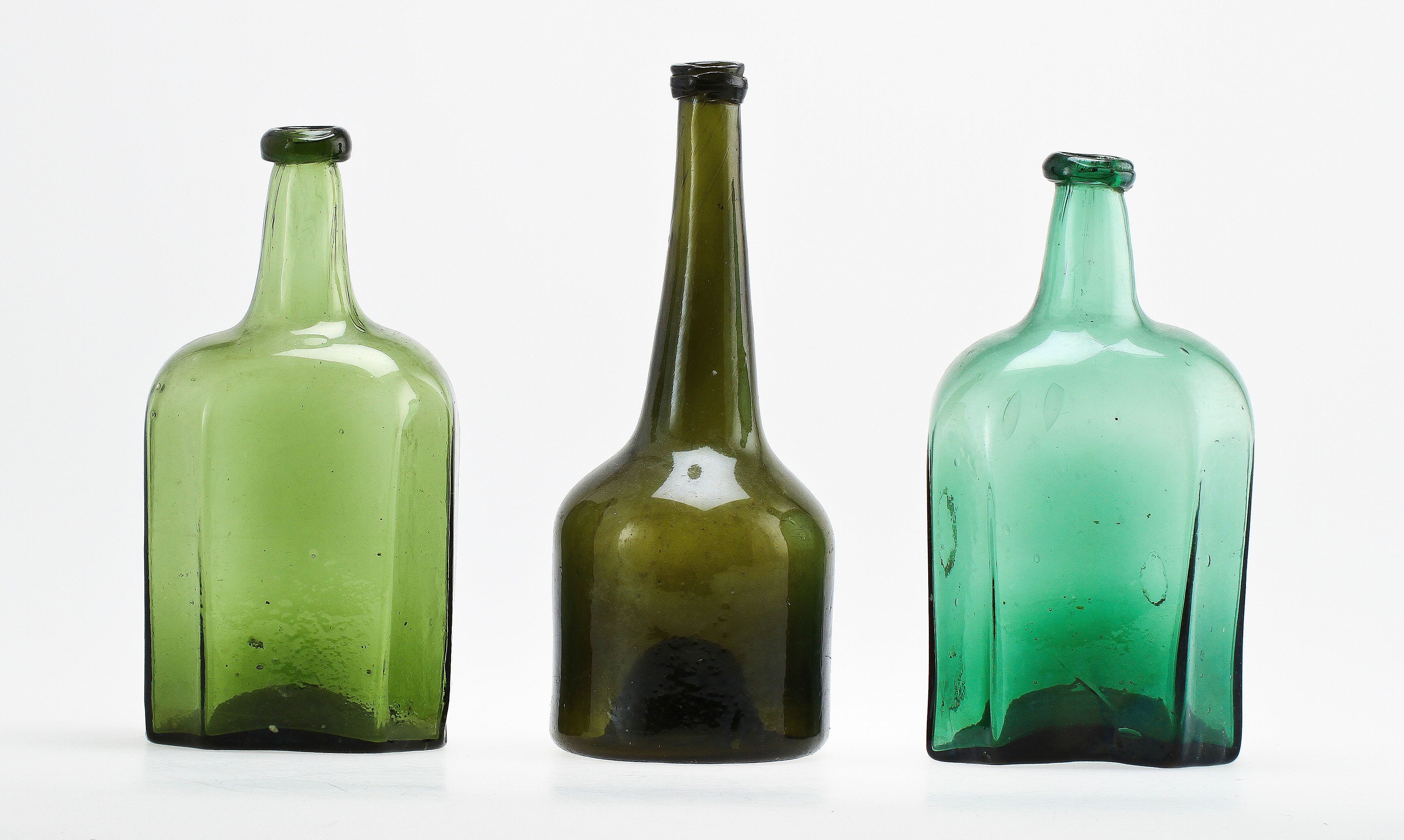 FLASKOR, 3 st, glas, sekelskiftet 1700/1800-tal. - Bukowskis