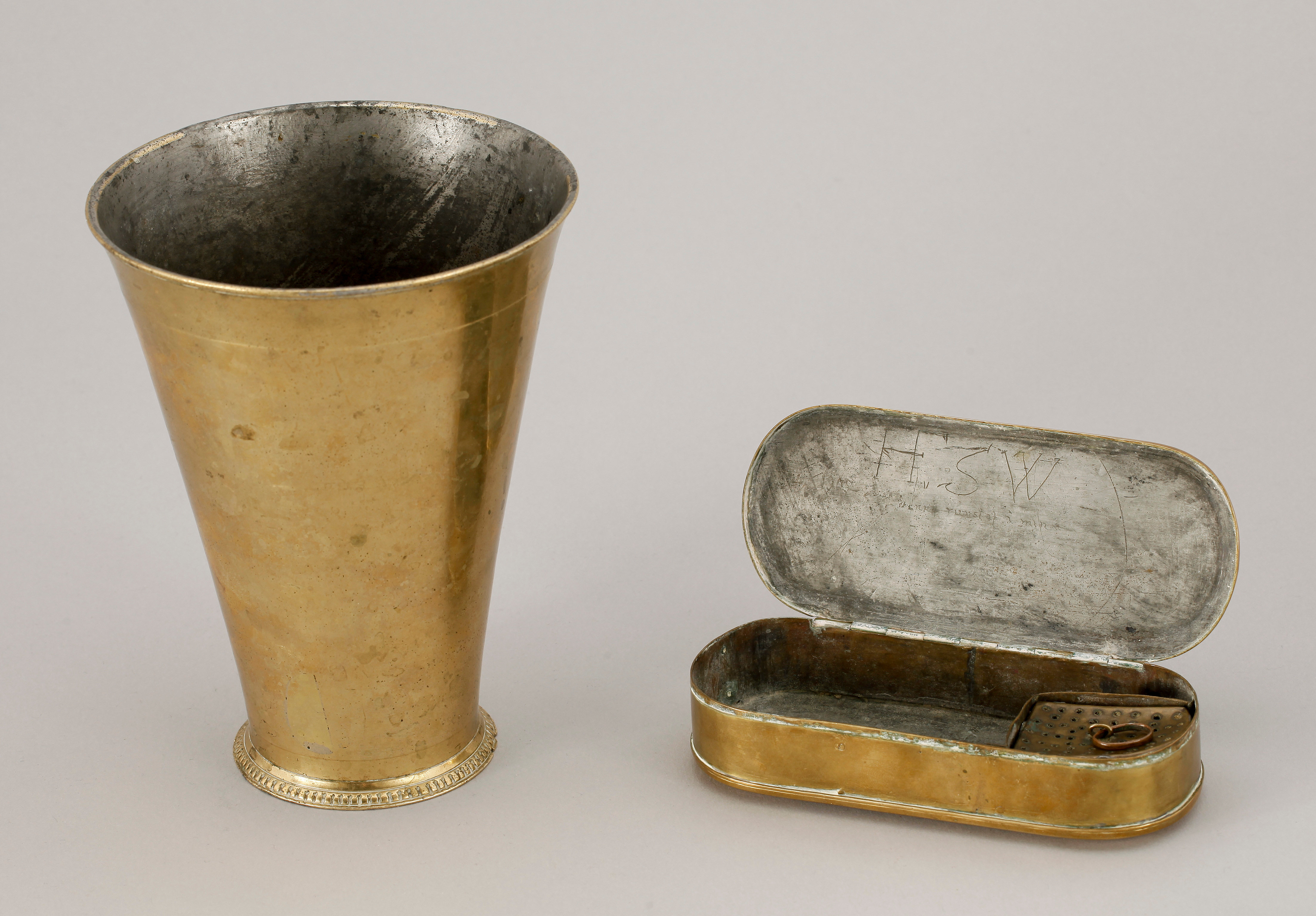 BÄGARE SAMT SNUSDOSA, mässing, 1700-tal. - Bukowskis