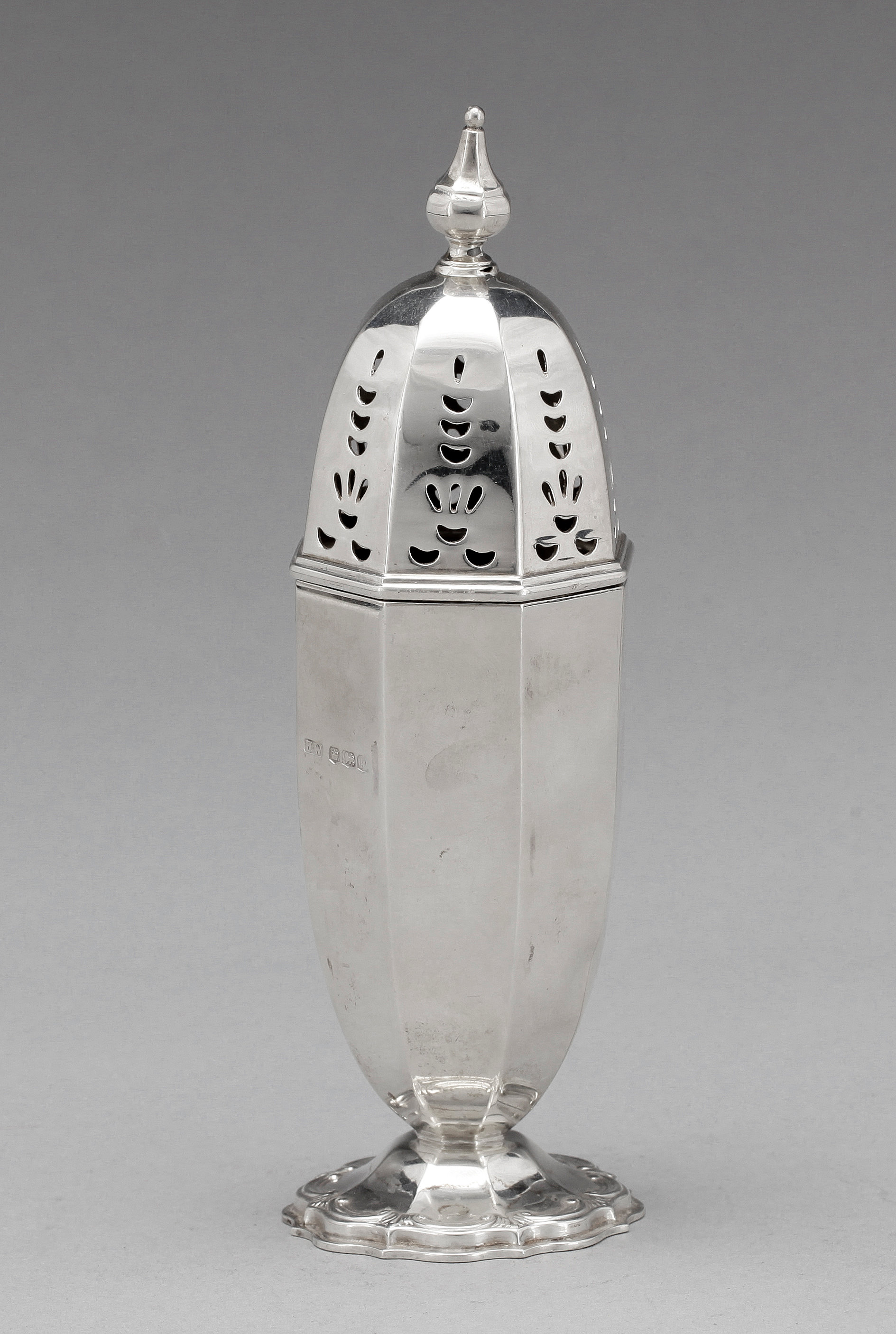 SOCKERRUSKA, silver, Henry Wilkinson, Sheffield, London, 1927. Ca 150 g ...