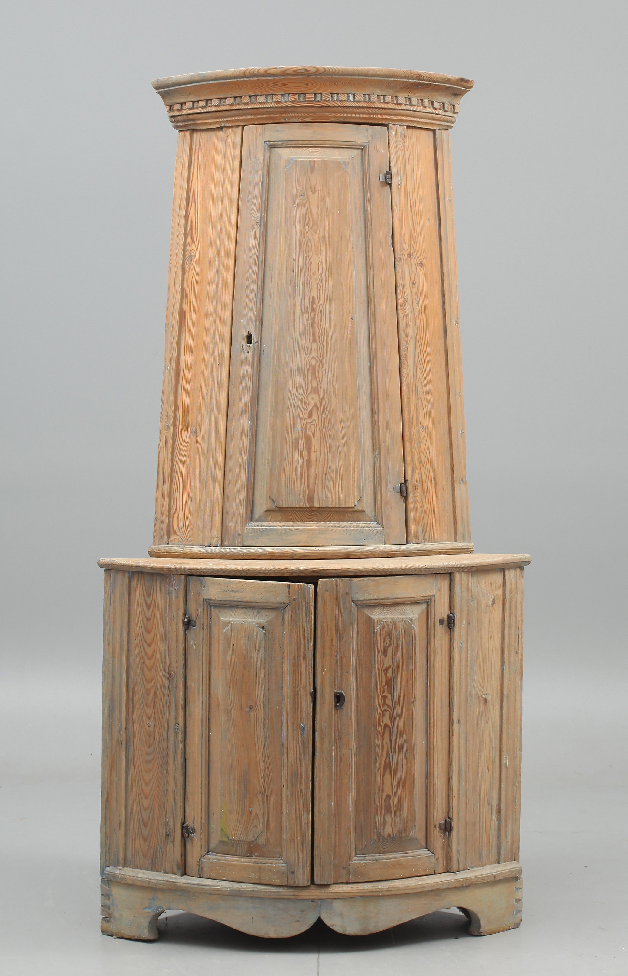 HÖRNSKÅP, allmoge. 1800-tal. - Bukowskis