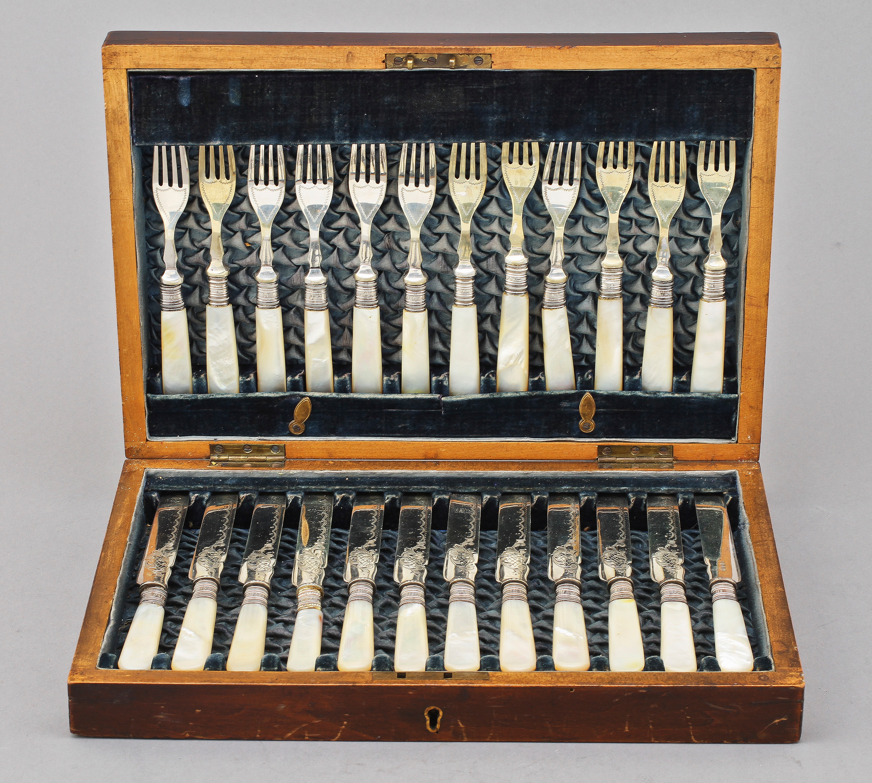 BESTICK, 24 delar, delvis silver samt pärlemor, William Beatson & Sons ...