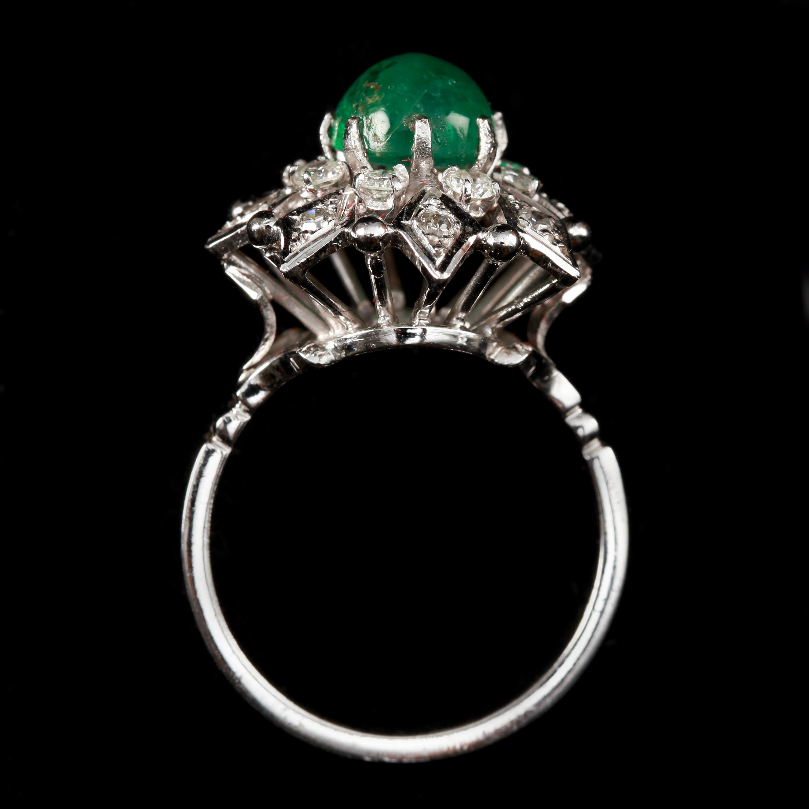 RING, 18k vitguld med briljanter tot ca 0,8 ct samt cabochonslipad grön ...
