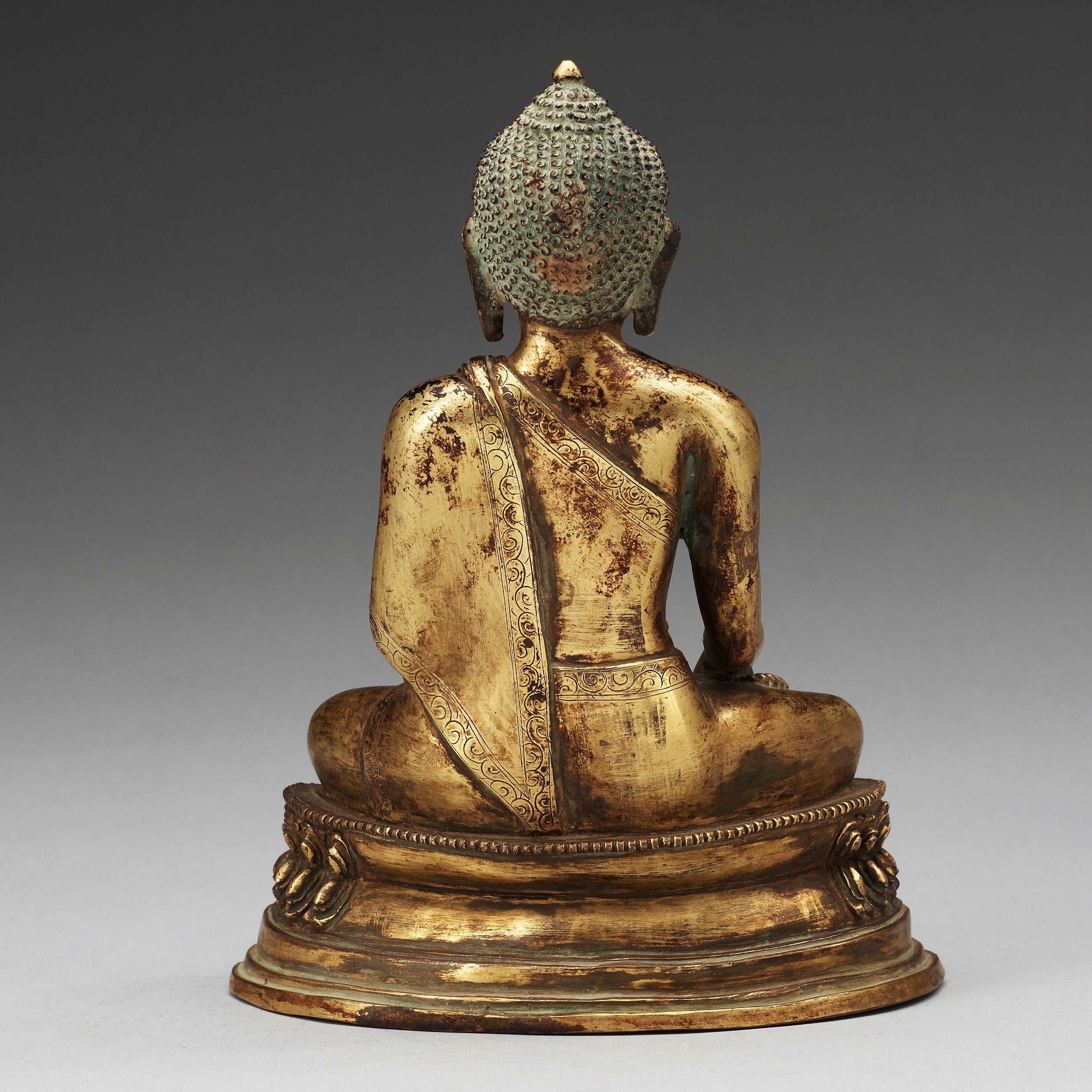 A seated bronze Akshobhya Buddha, late Qing dynasty. - Bukowskis