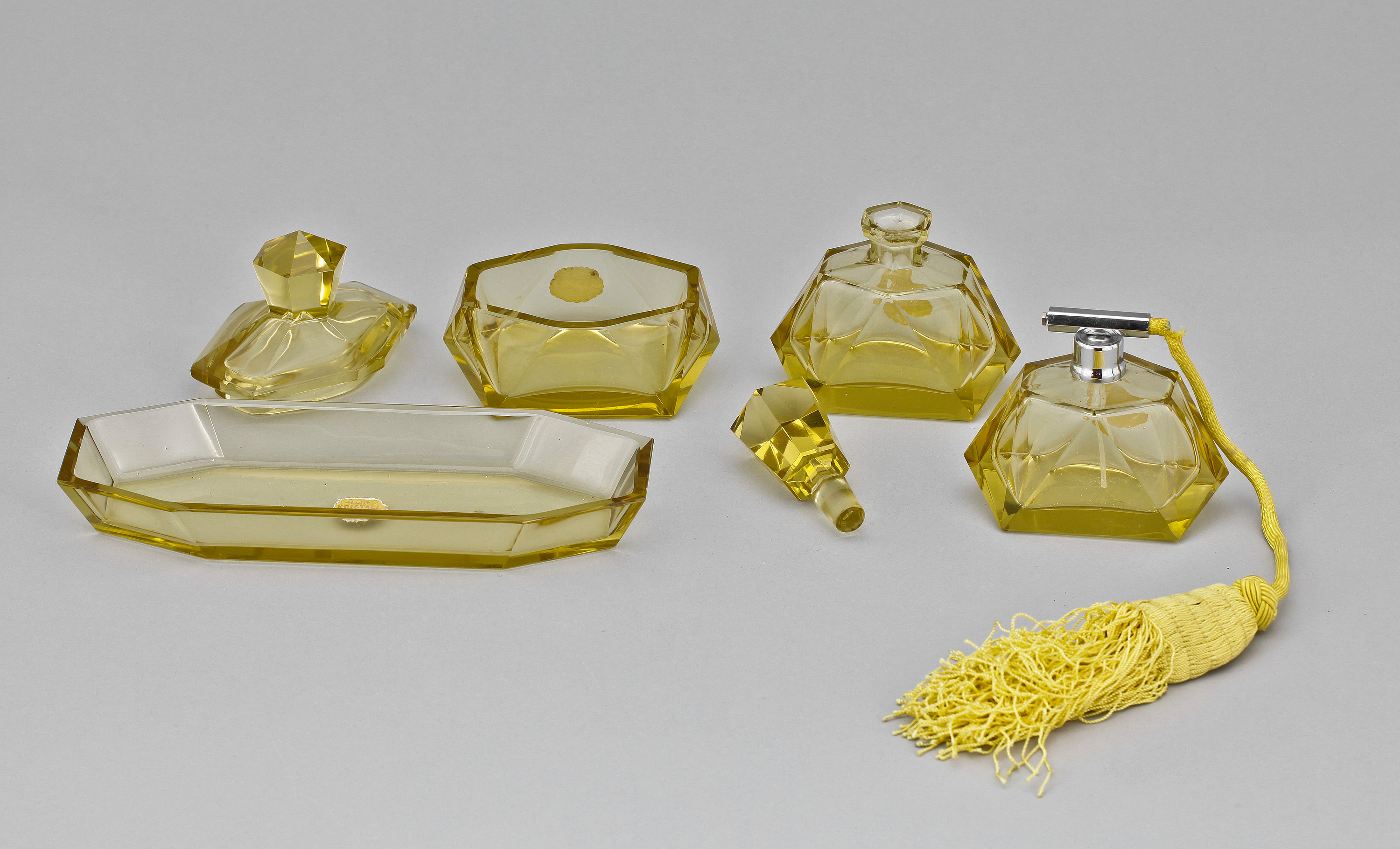 FLAKONG, PARFYMFLASKA, FAT, 4 delar. Kristall, 1900-tal. - Bukowskis