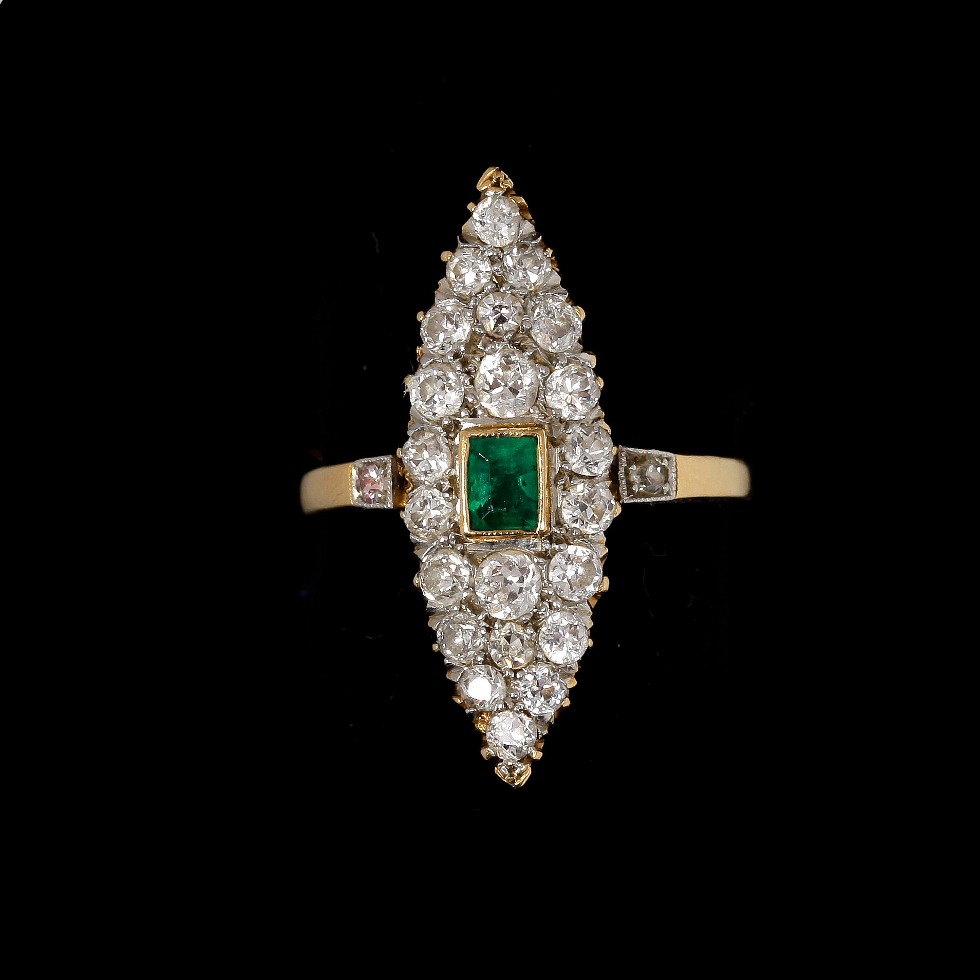 RING, 18k guld med smaragd och gammalslipade diamanter, tot ca 0.60 ct. - Bukowskis