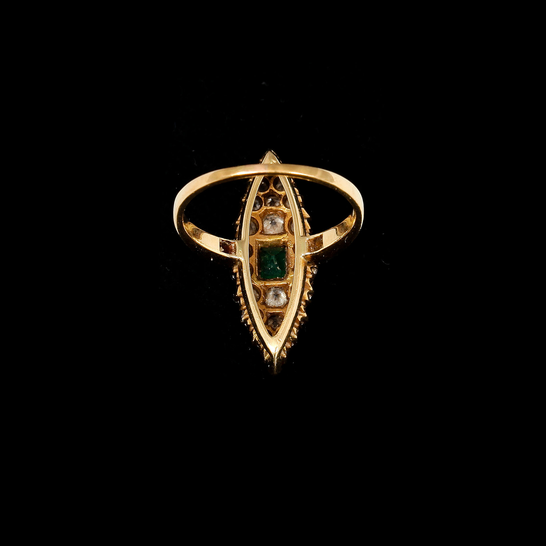 RING, 18k guld med smaragd och gammalslipade diamanter, tot ca 0.60 ct. - Bukowskis