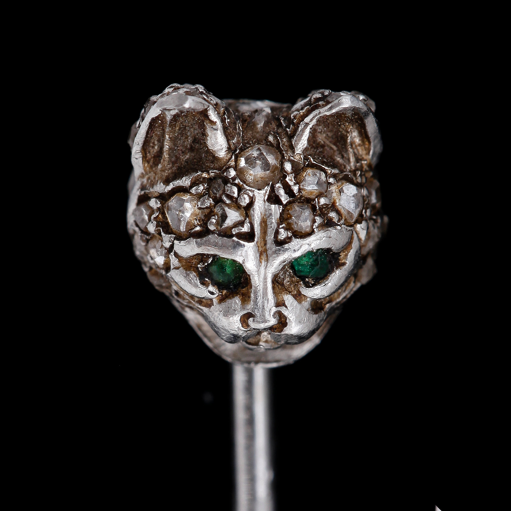 Cartier, A Cartier rose cut diamond and emerald tie pin. - Bukowskis