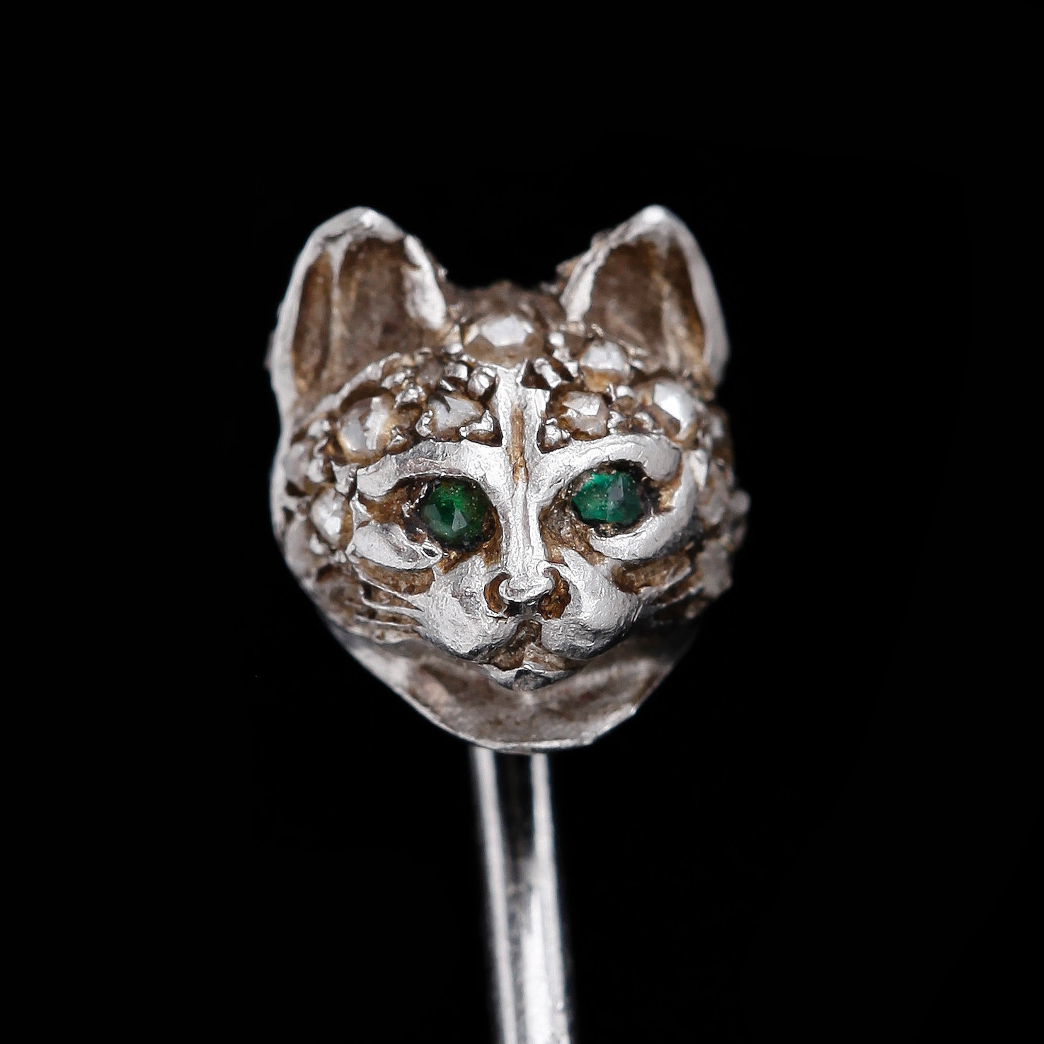 Cartier, A Cartier rose cut diamond and emerald tie pin. - Bukowskis