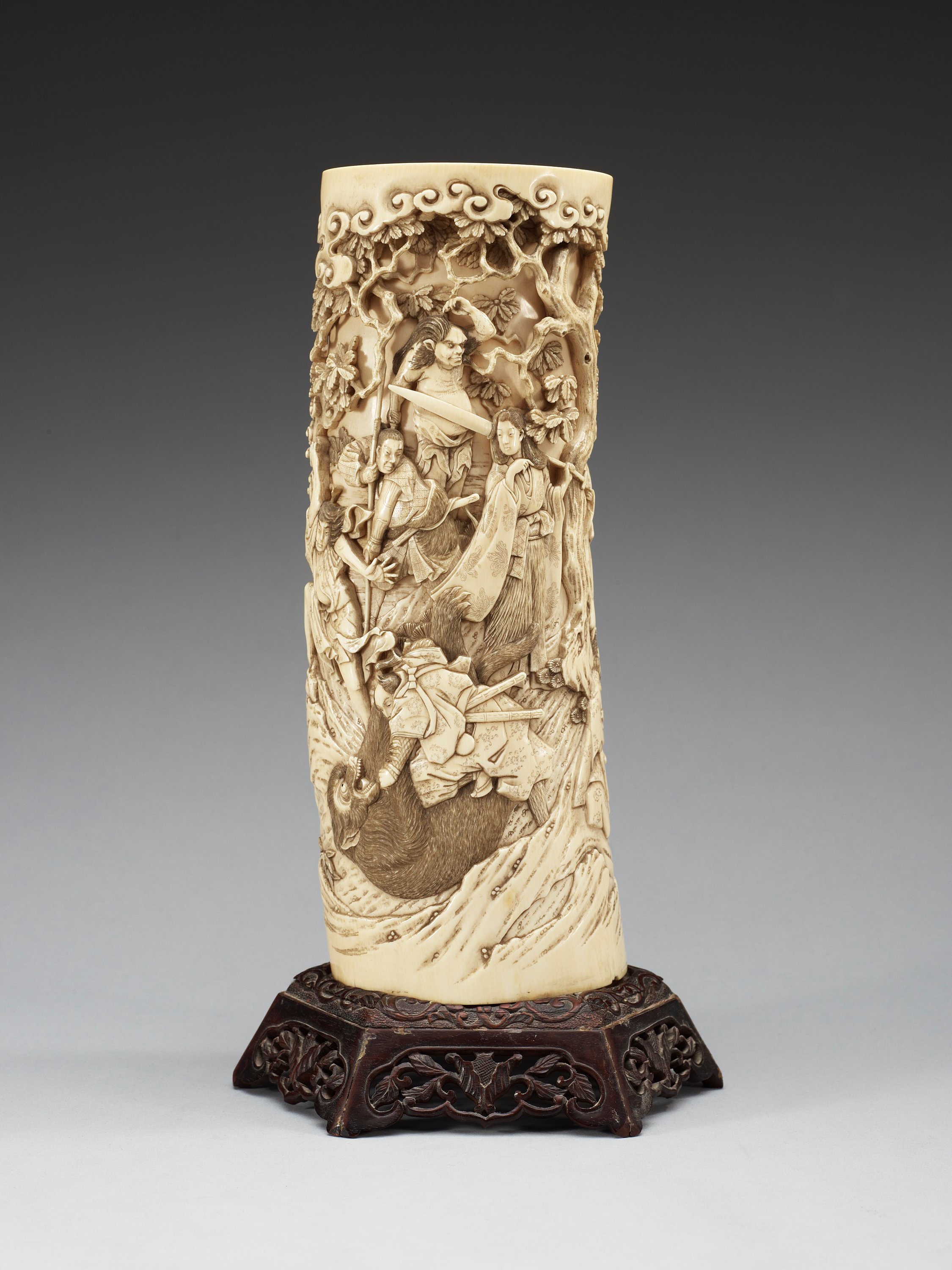 A finely carved Japanese ivory sculpture, Meiji period. - Bukowskis
