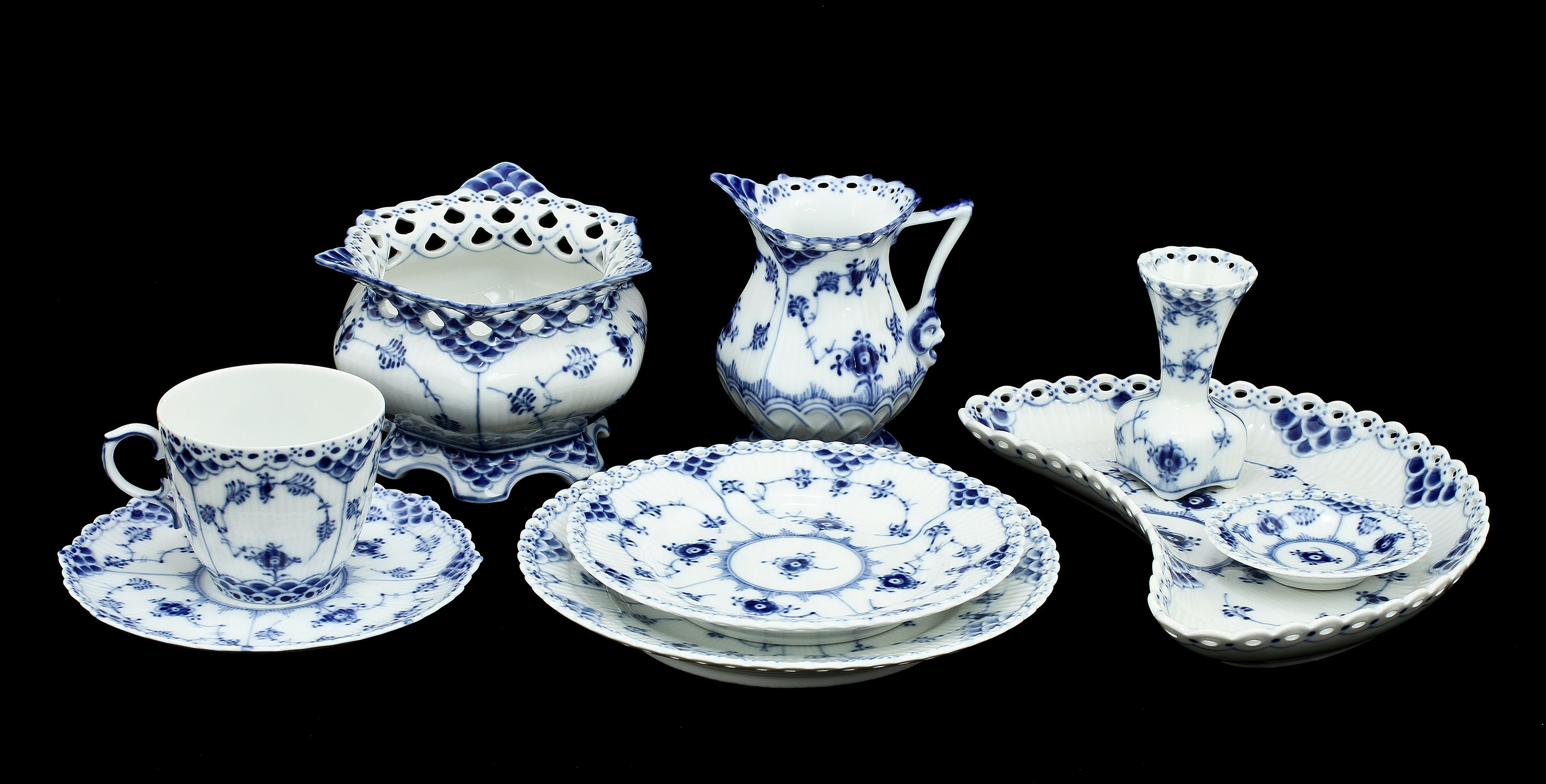 SERVISDELAR, 35 st, porslin, "Musselmalet", Royal Copenhagen. - Bukowskis