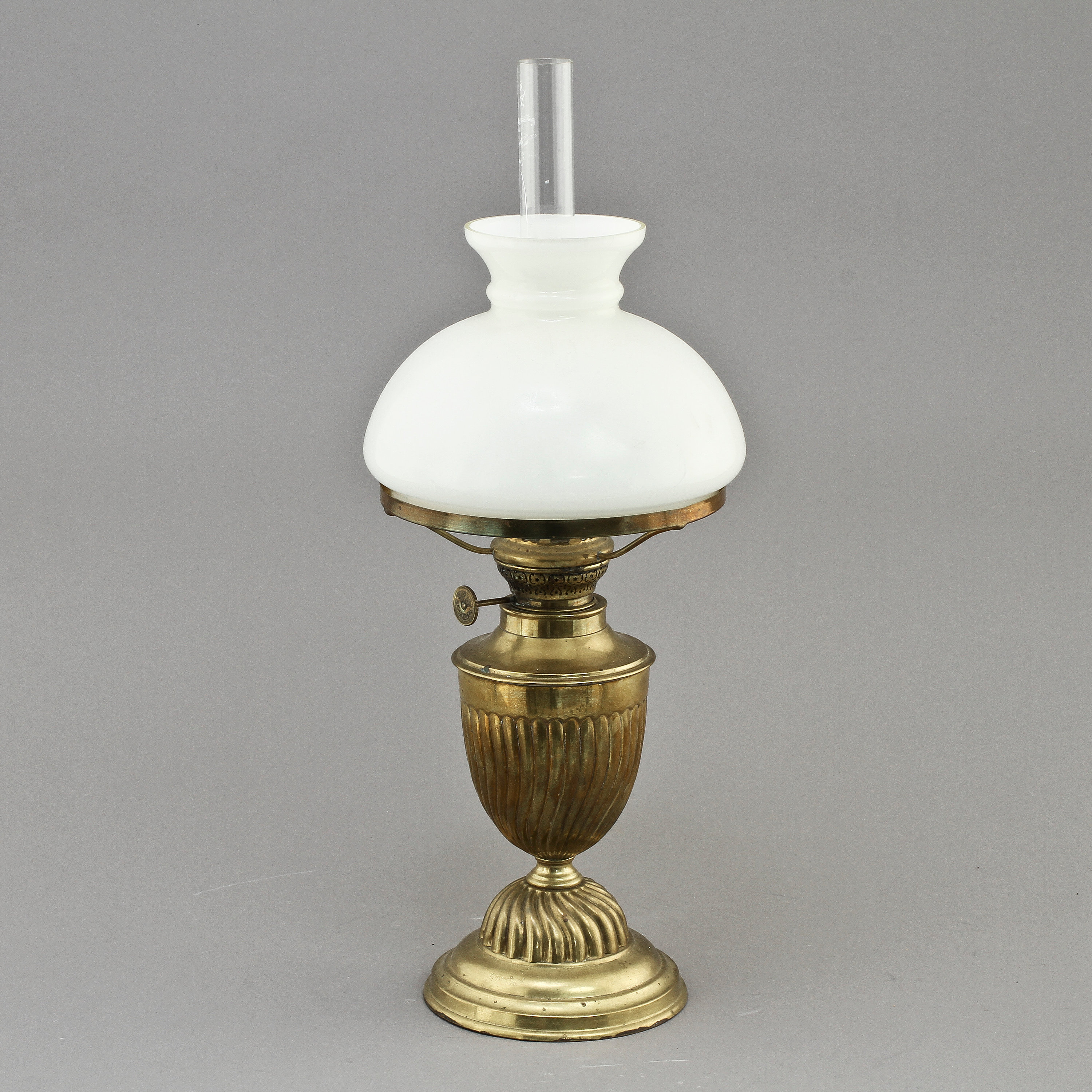 FOTOGENLAMPA, mässing, 1900-talets första del. - Bukowskis